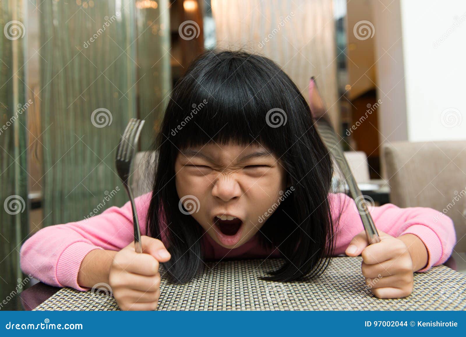 Alimento De Espera Da Menina Com Fome Foto De Stock Imagem De