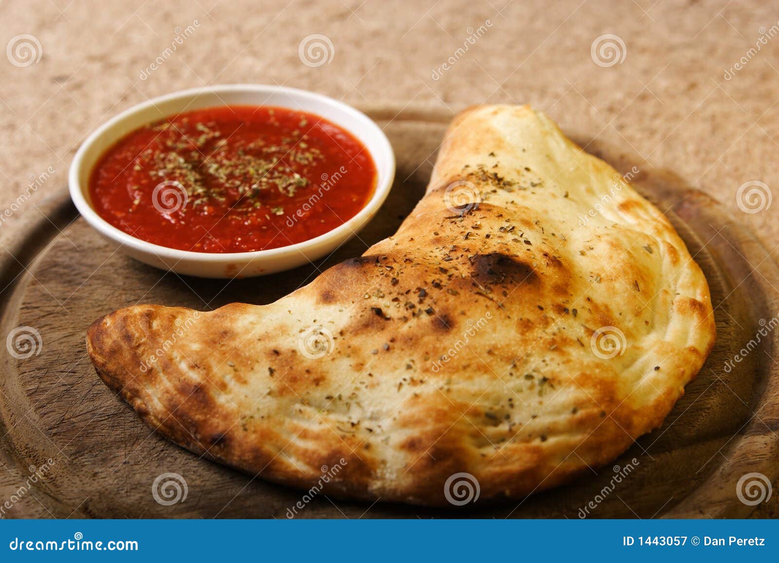 Alimento Italiano - Calzone Imagen de archivo - Imagen de tradicional ...
