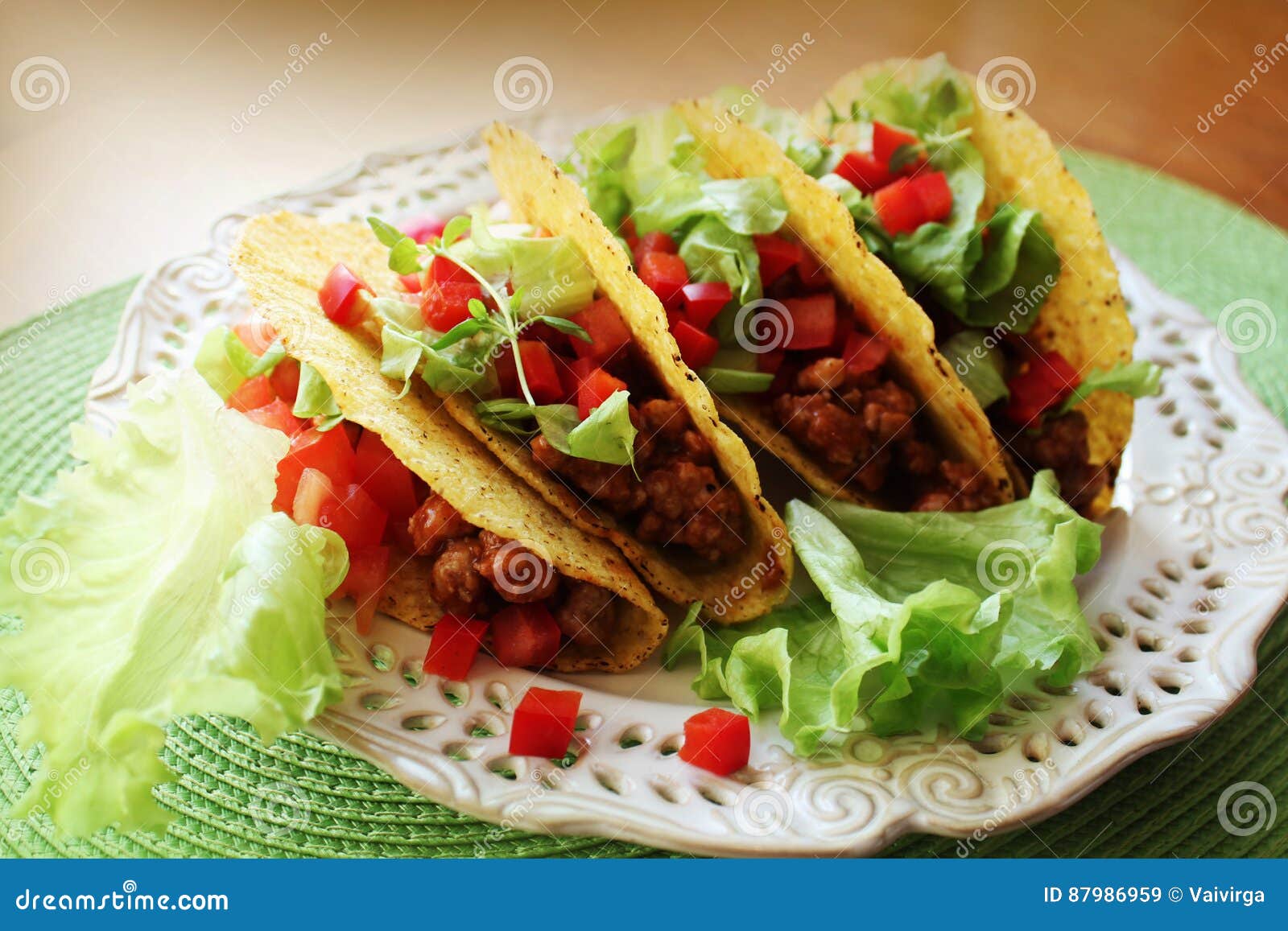 Alimento Mexicano - Tacos Com Carne, Alface E Tomates Imagem de Stock ...