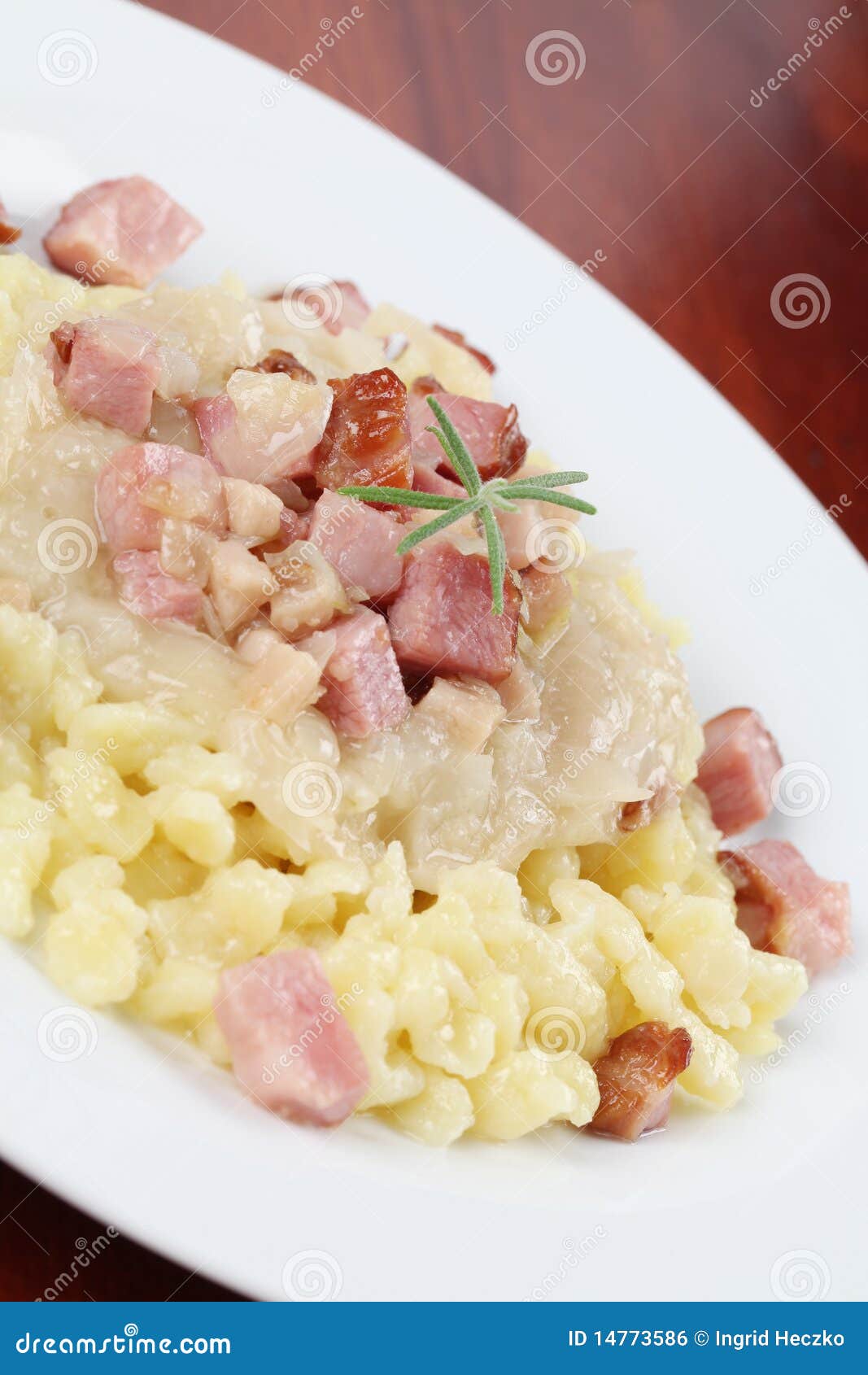 Alimento Nacional Eslovaco - Halushky Foto de archivo - Imagen de placa ...