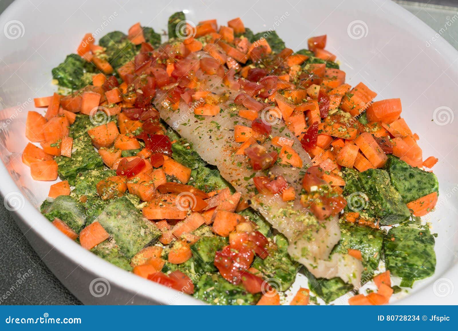 Alimento Sano, Pesce Della Compilazione Con Le Verdure Fotografia Stock ...