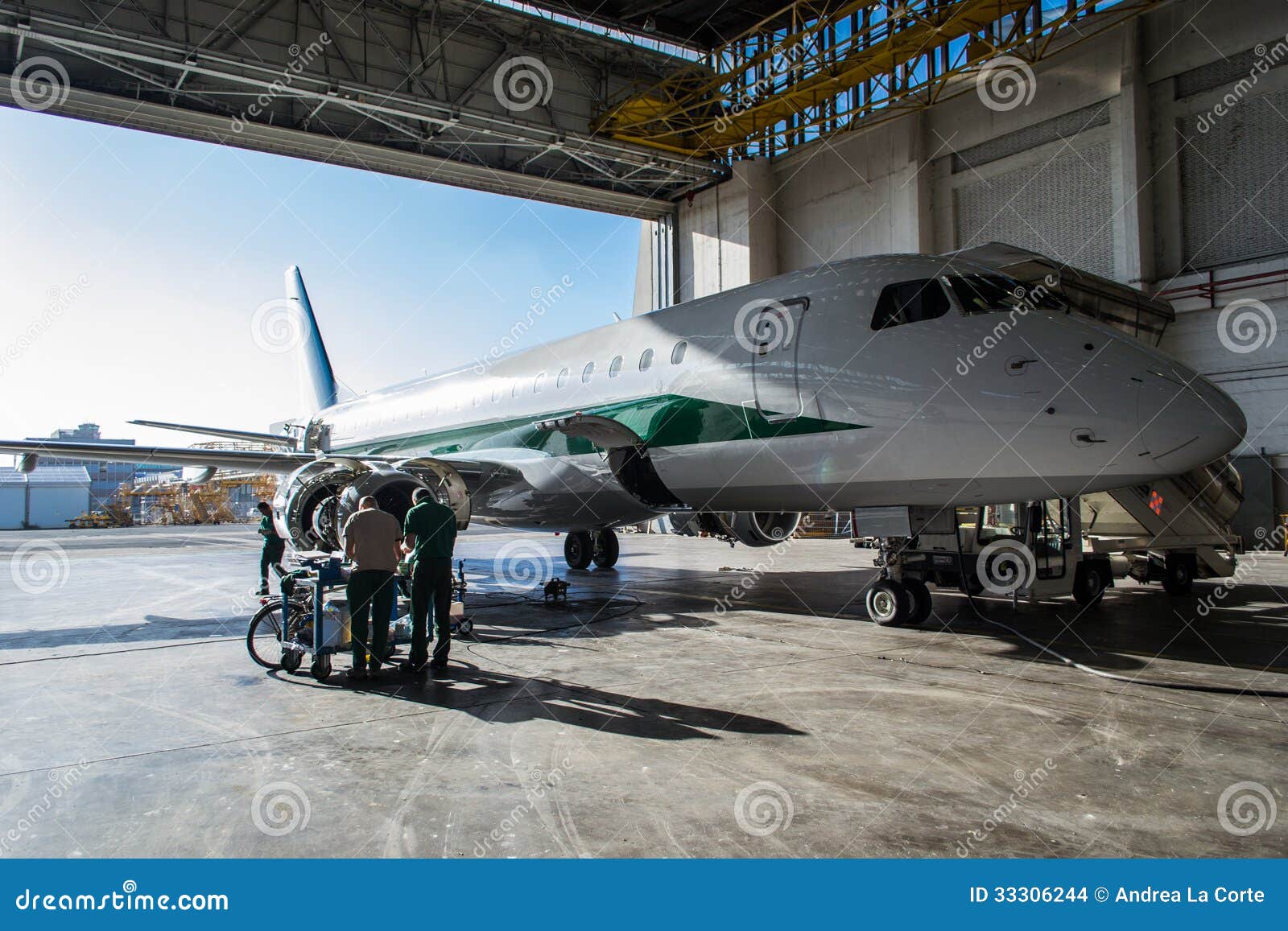 Alitalia Embraer Dans Le Hangar Image stock éditorial - Image du mouche ...