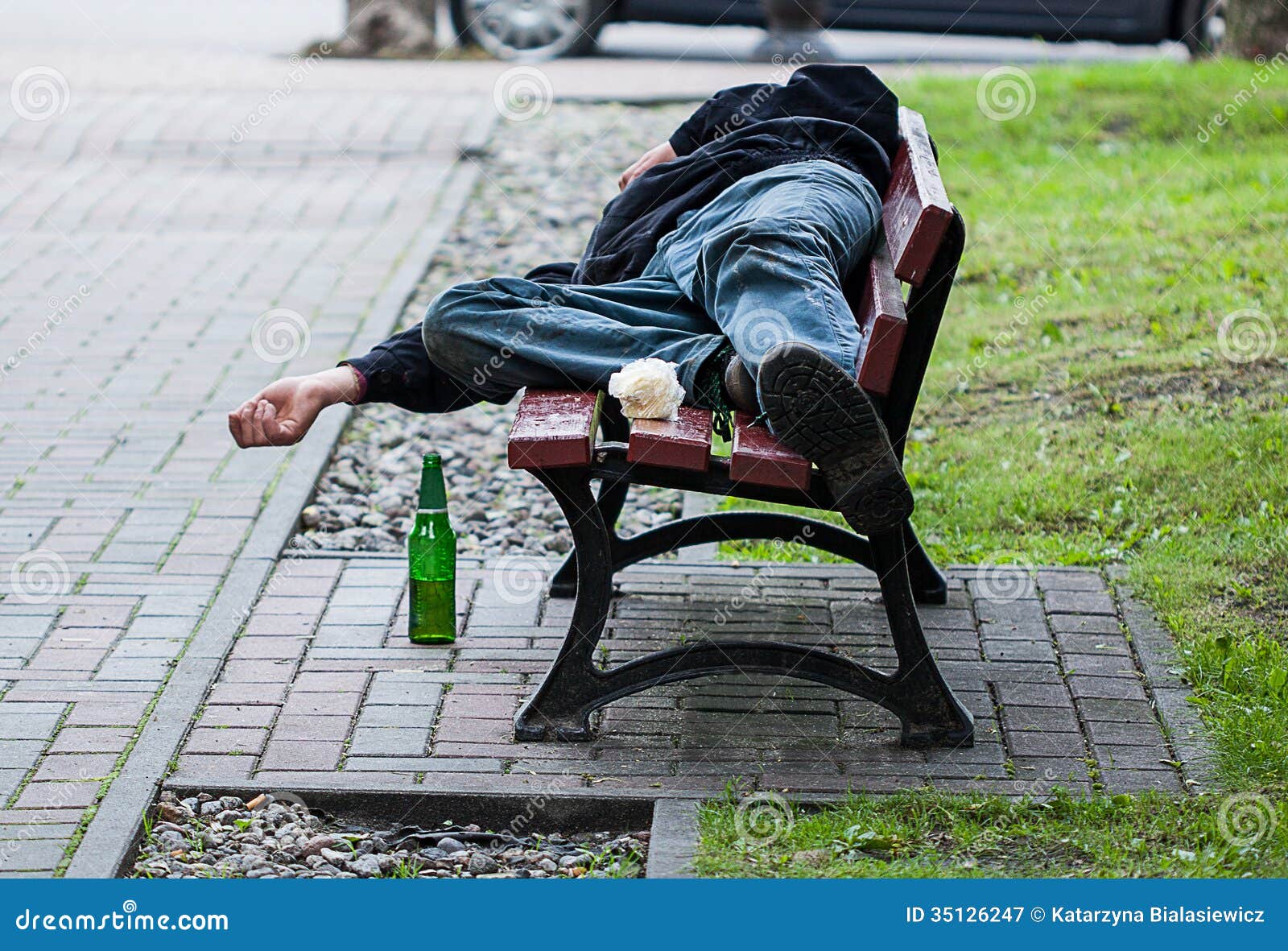 Alkis på bänk fotografering för bildbyråer. Bild av överge - 35126247