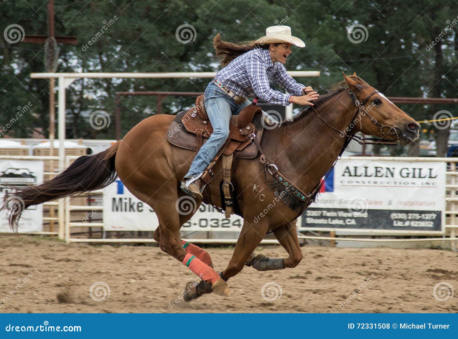 Alla ut sprintar redaktionell arkivfoto. Bild av röja - 72331508