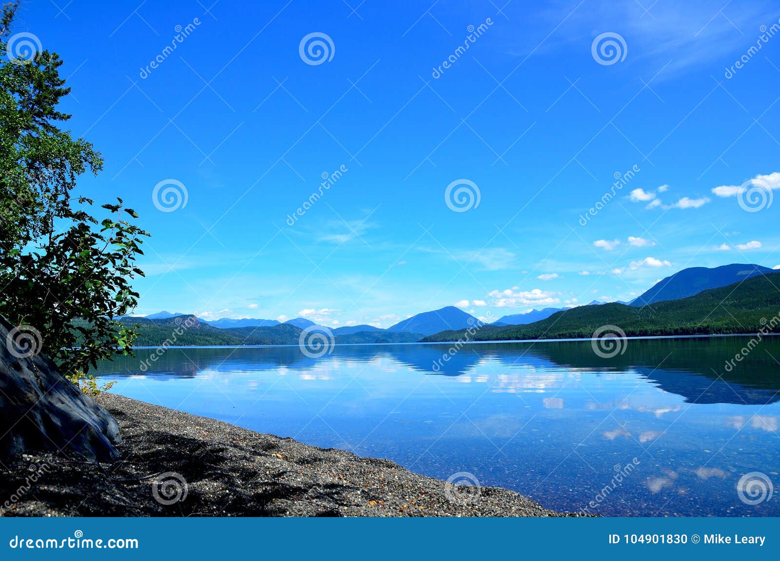 Alleen op een ver meer stock foto. Image of brits, favoriet - 104901830