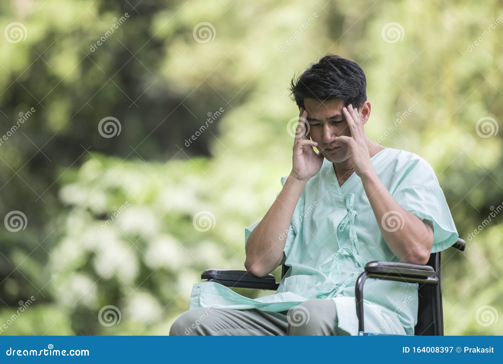 Allein Junger Behinderter Mann Im Rollstuhl Stockbild - Bild von ...