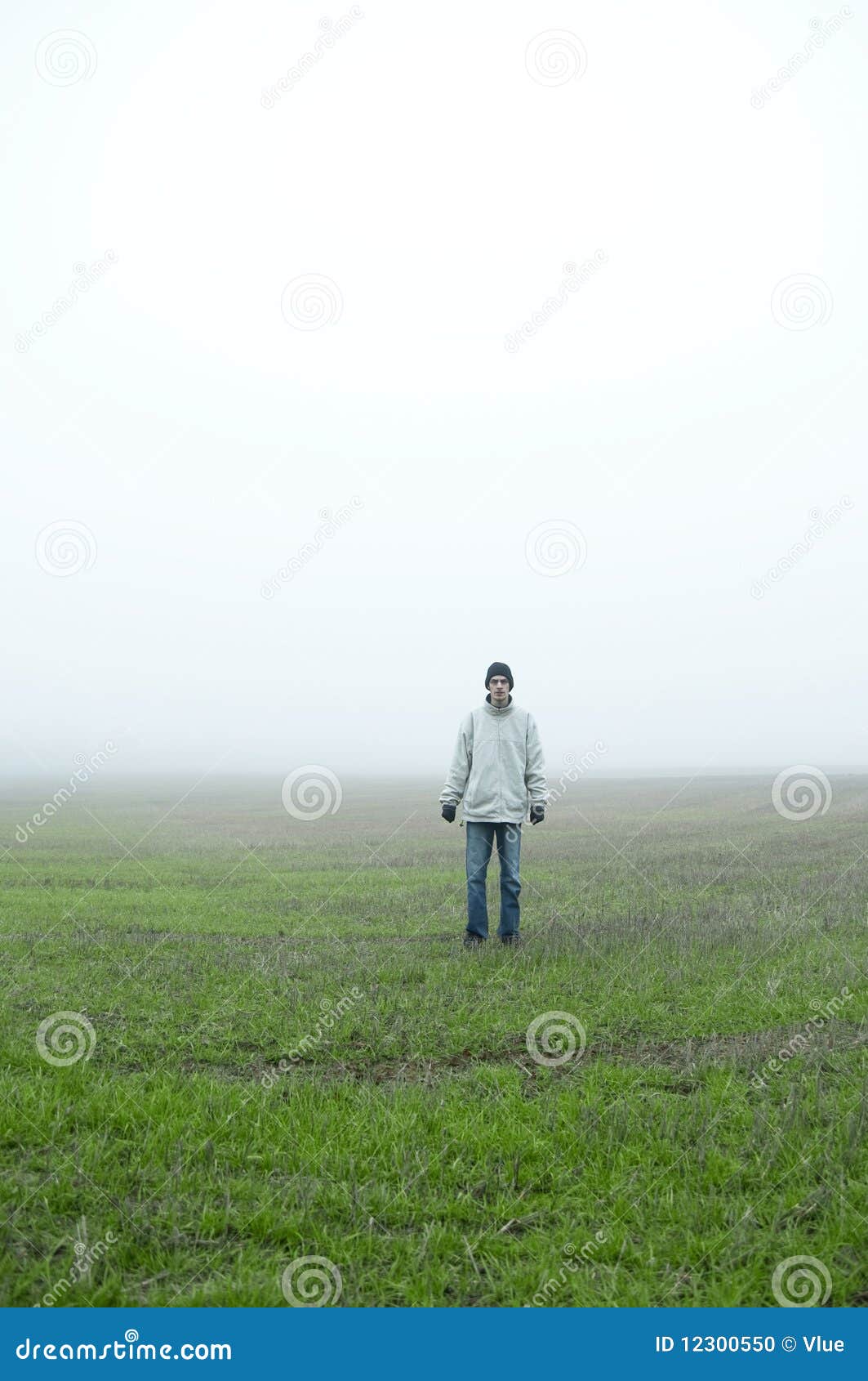 Alleine stockfoto. Bild von mann, jugendlicher, himmel - 12300550