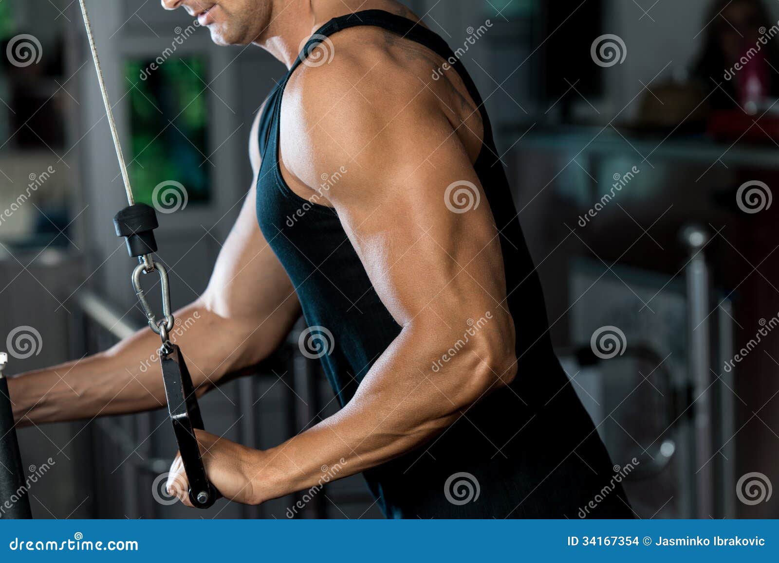 Allenamento Di Pulldown Del Tricipite Fotografia Stock - Immagine di ...