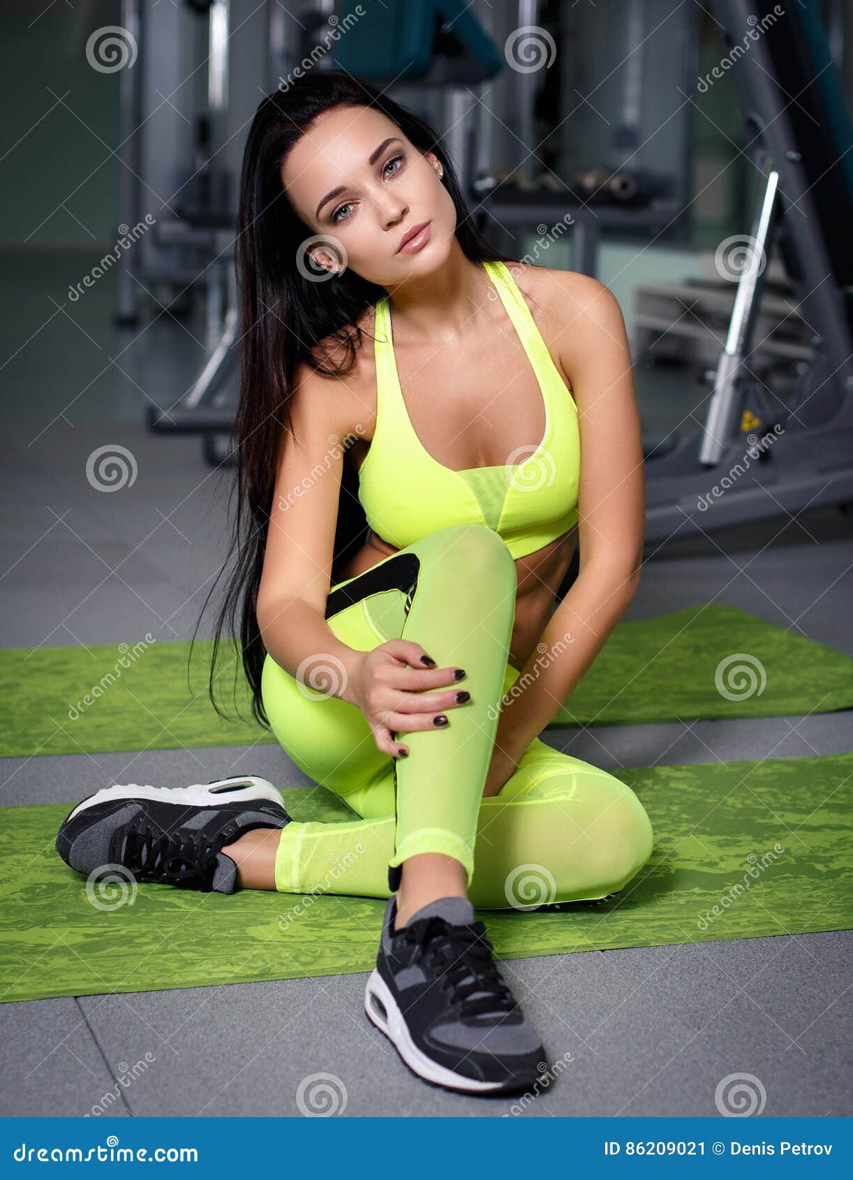 Allenamento Sexy Della Bella Ragazza Alla Palestra Immagine Stock