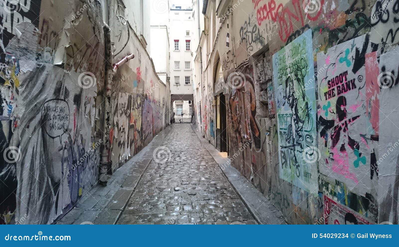 Alley editorial stock image. Image of graffiti, paris - 54029234