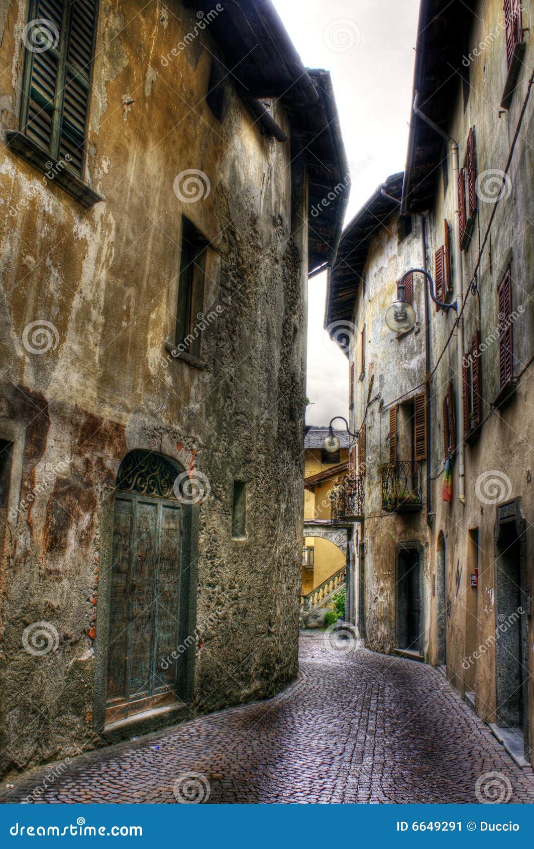 Alley between buildings stock image. Image of road, scrostato - 6649291