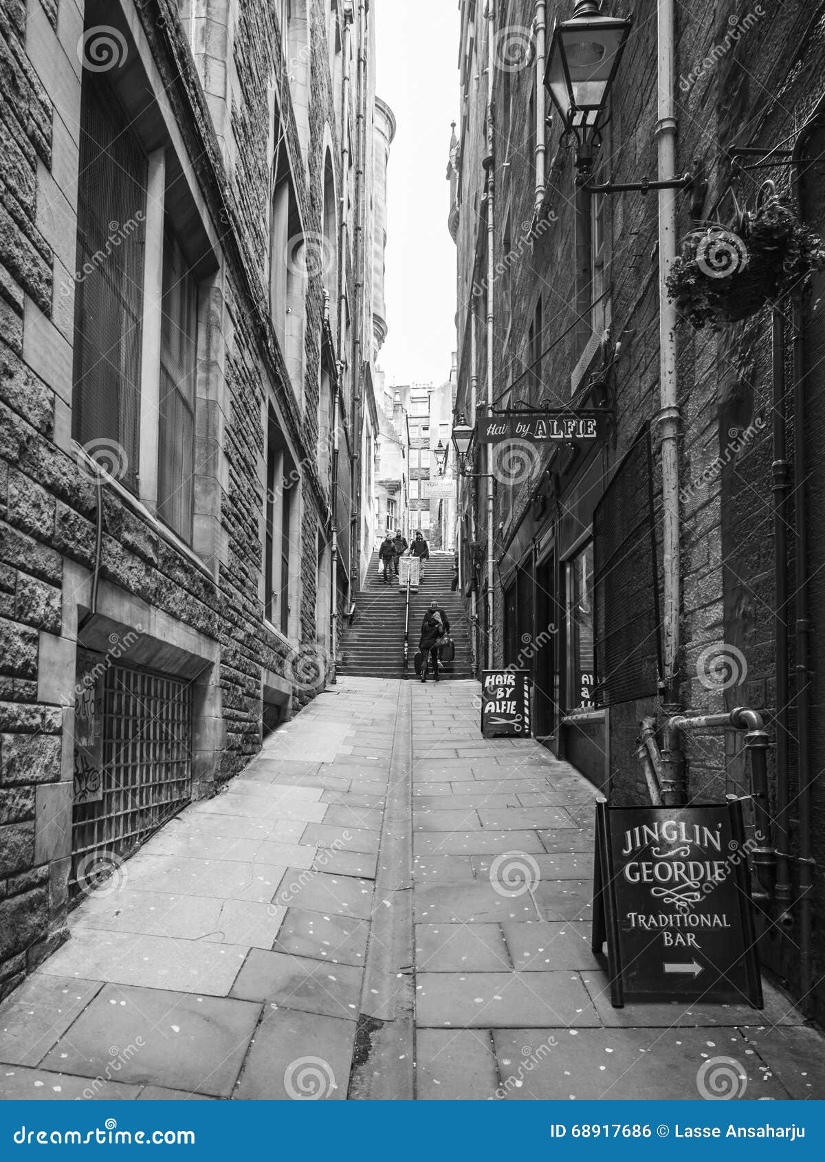 Alley in Edinburgh editorial photo. Image of narrow, steps - 68917686
