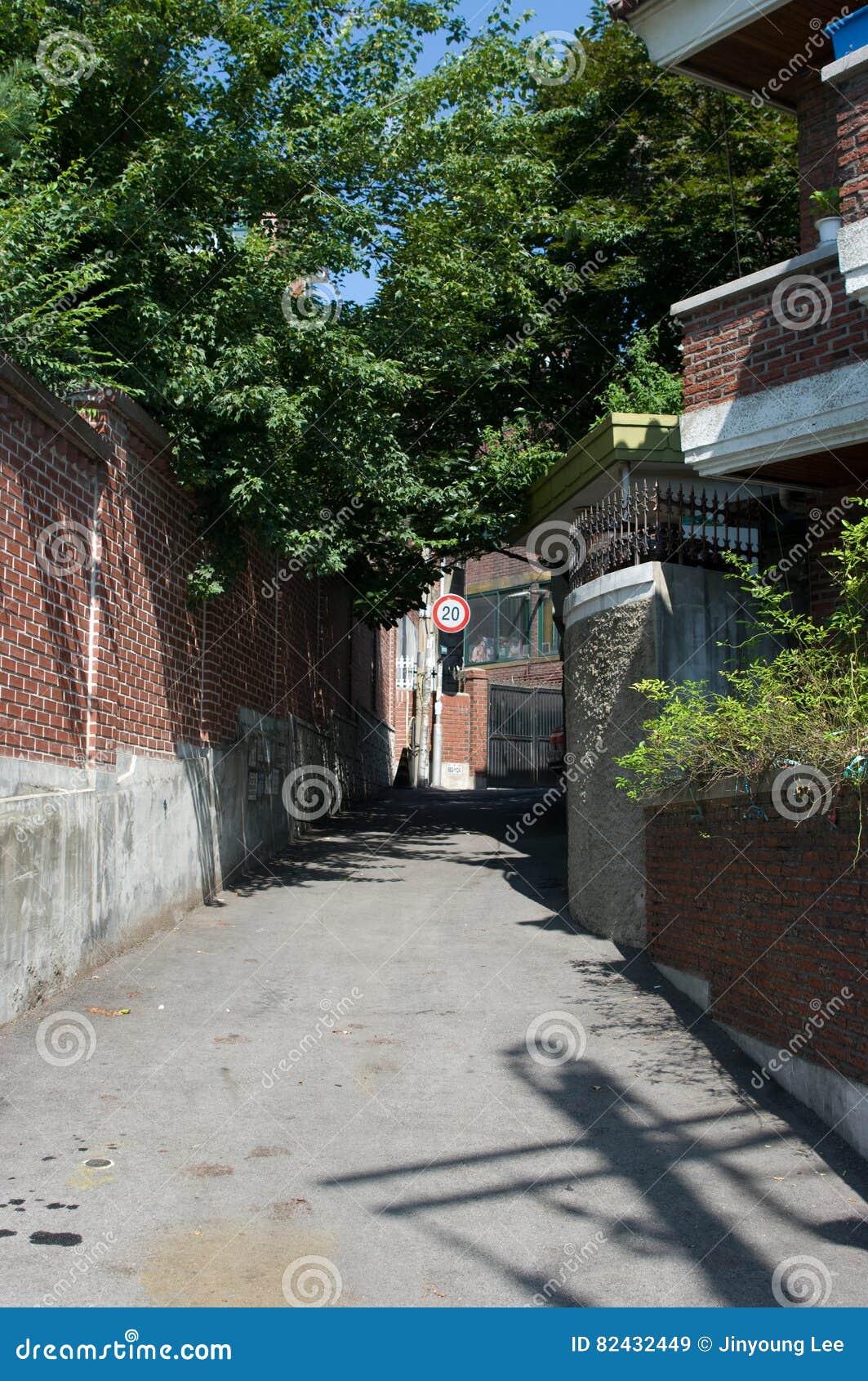 Alley editorial stock image. Image of house, alley, built - 82432449
