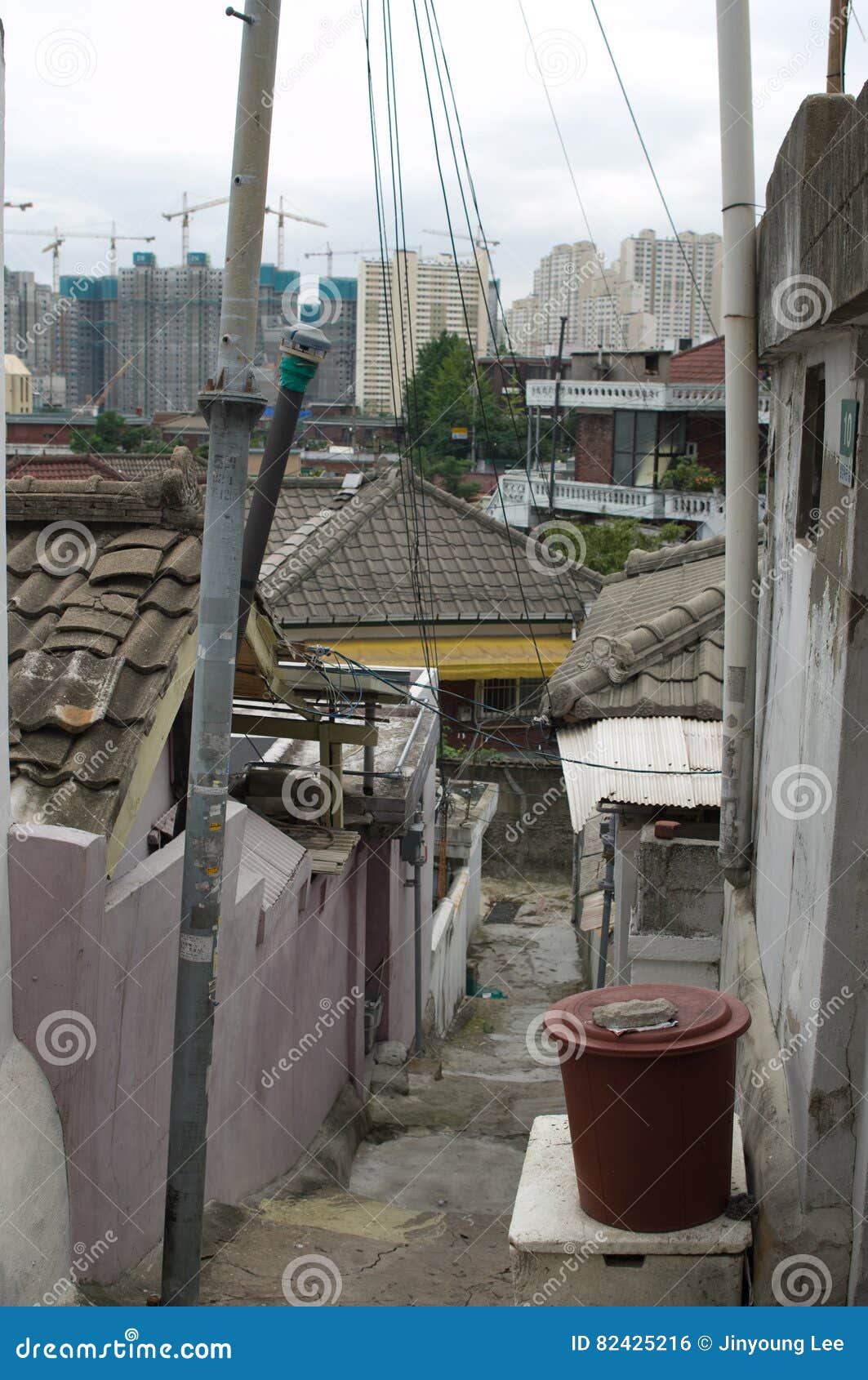 Alley editorial photo. Image of roof, skyscraper, architect - 82425216