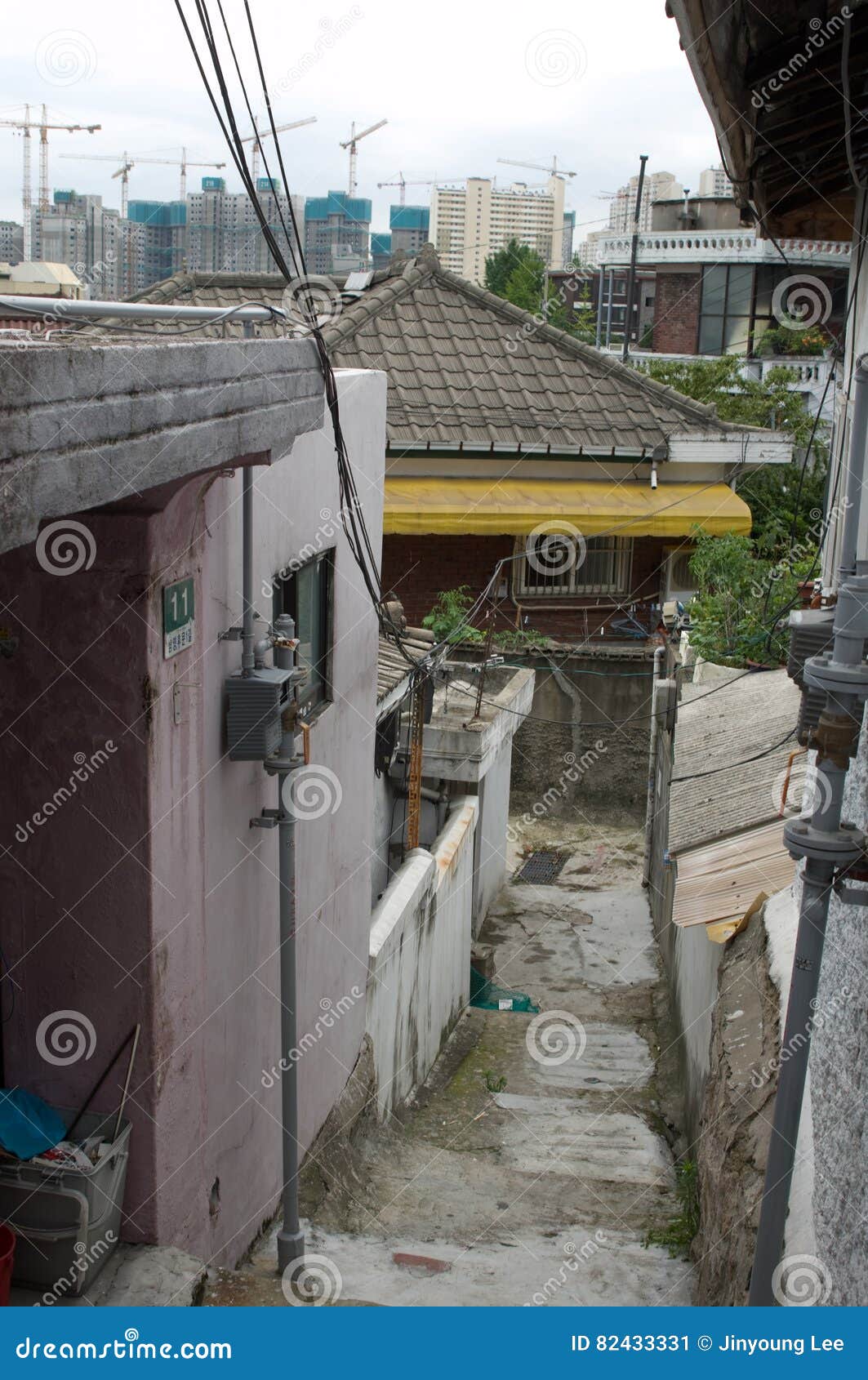 Alley editorial photo. Image of alley, skyscraper, thoroughfare - 82433331