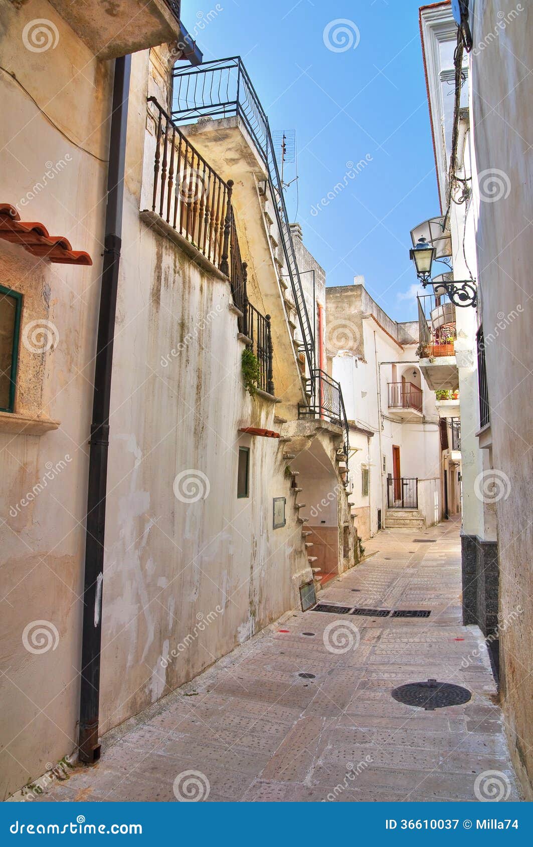 Alleyway. Ischitella. Puglia. Italy. Stock Image - Image of exterior ...