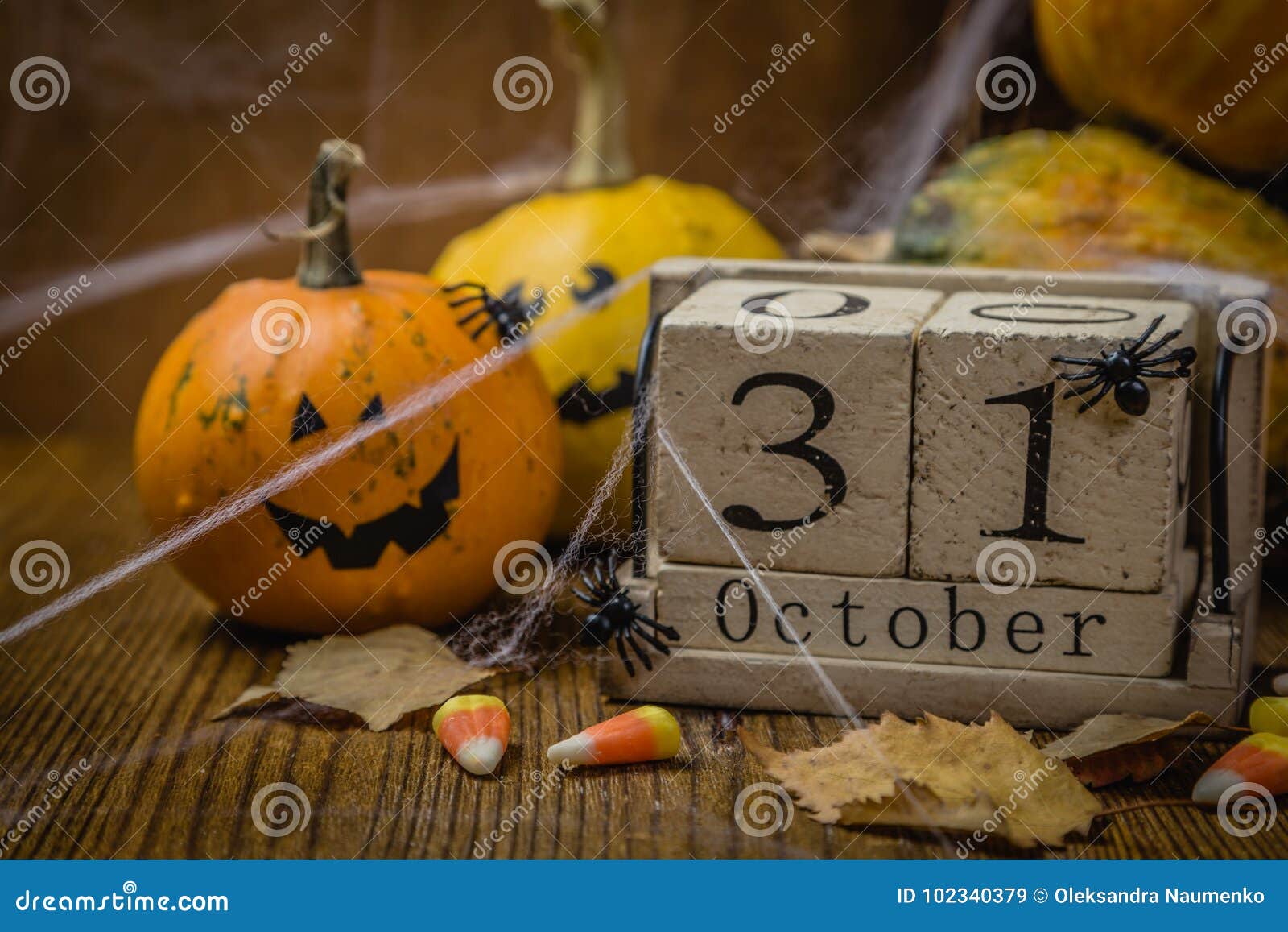 Allhelgonaaftonbegrepp - Pumpor Och Symboler Fotografering för ...