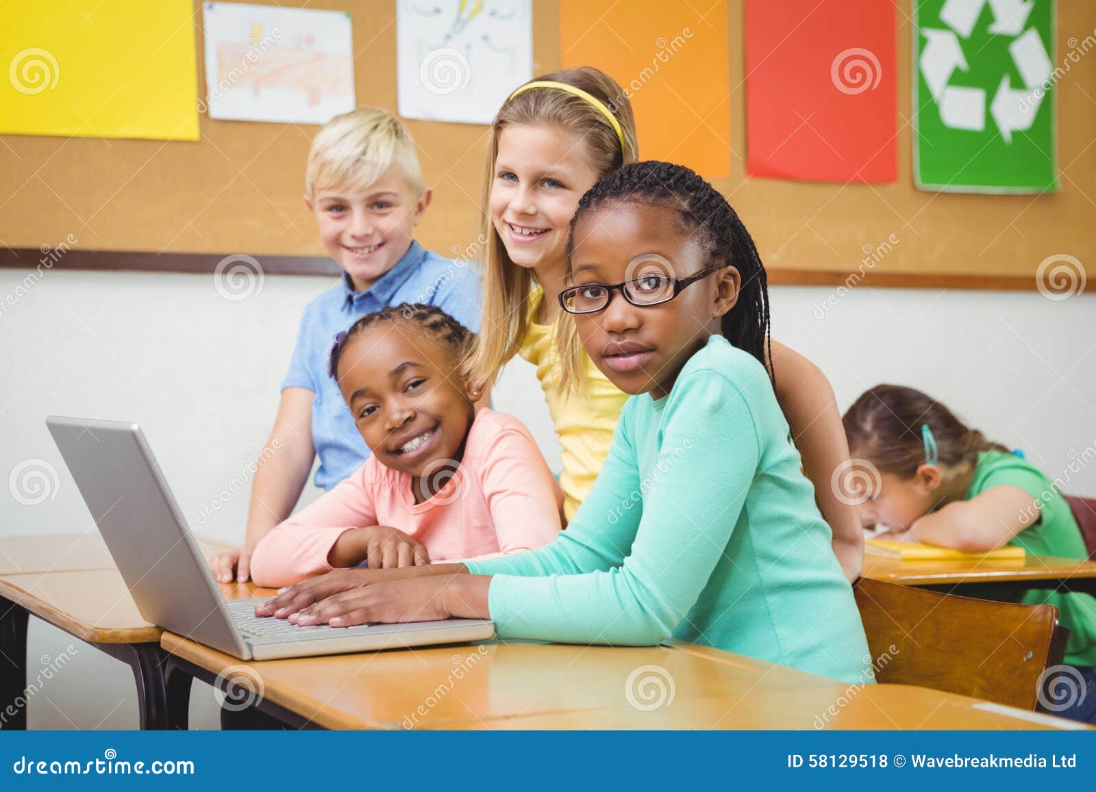 Allievi Che Utilizzano Un Computer Portatile Nella Classe Fotografia ...