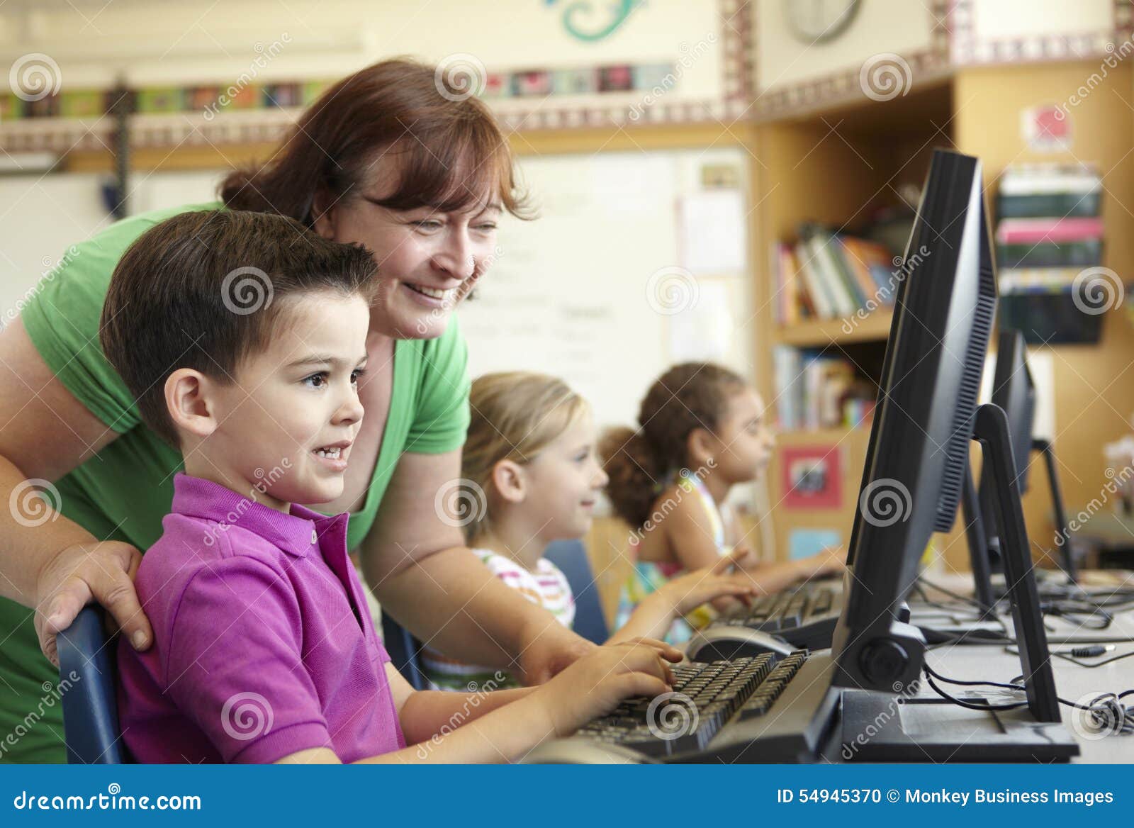 Allievo Della Scuola Elementare Con L'insegnante in Computer Class ...