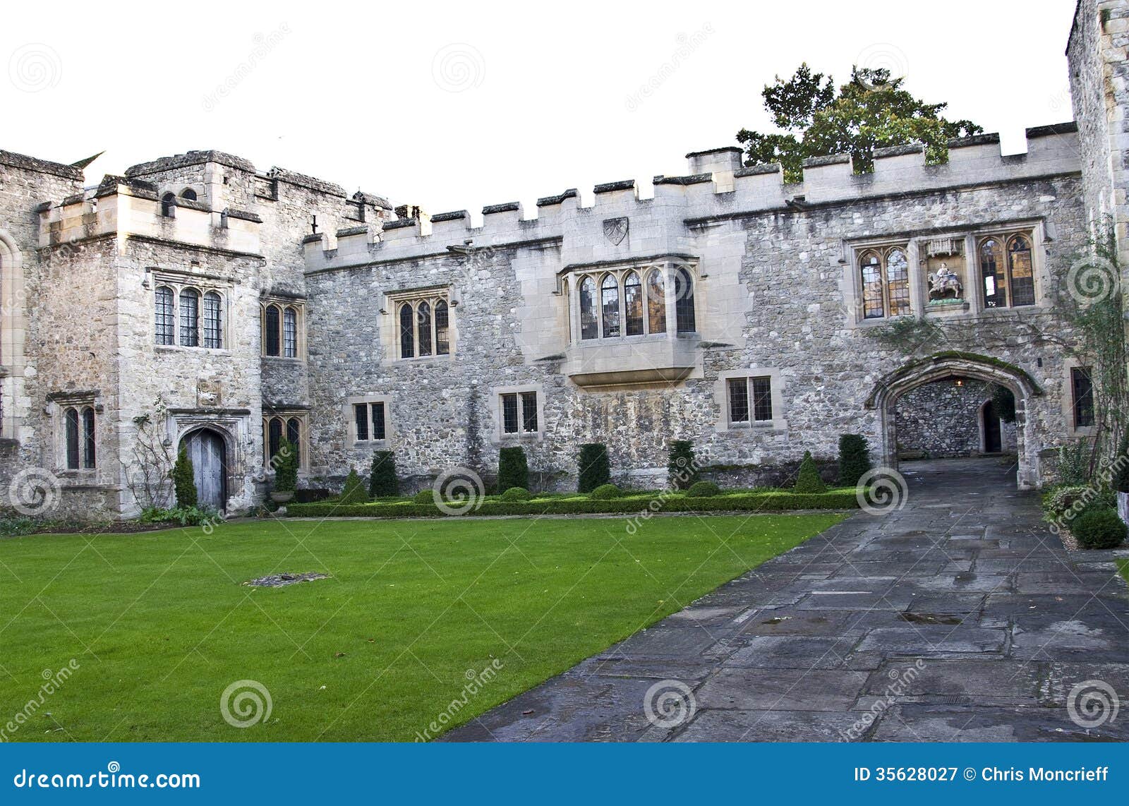 Allington Castle Inner Courtyard Stock Image - Image of defences ...