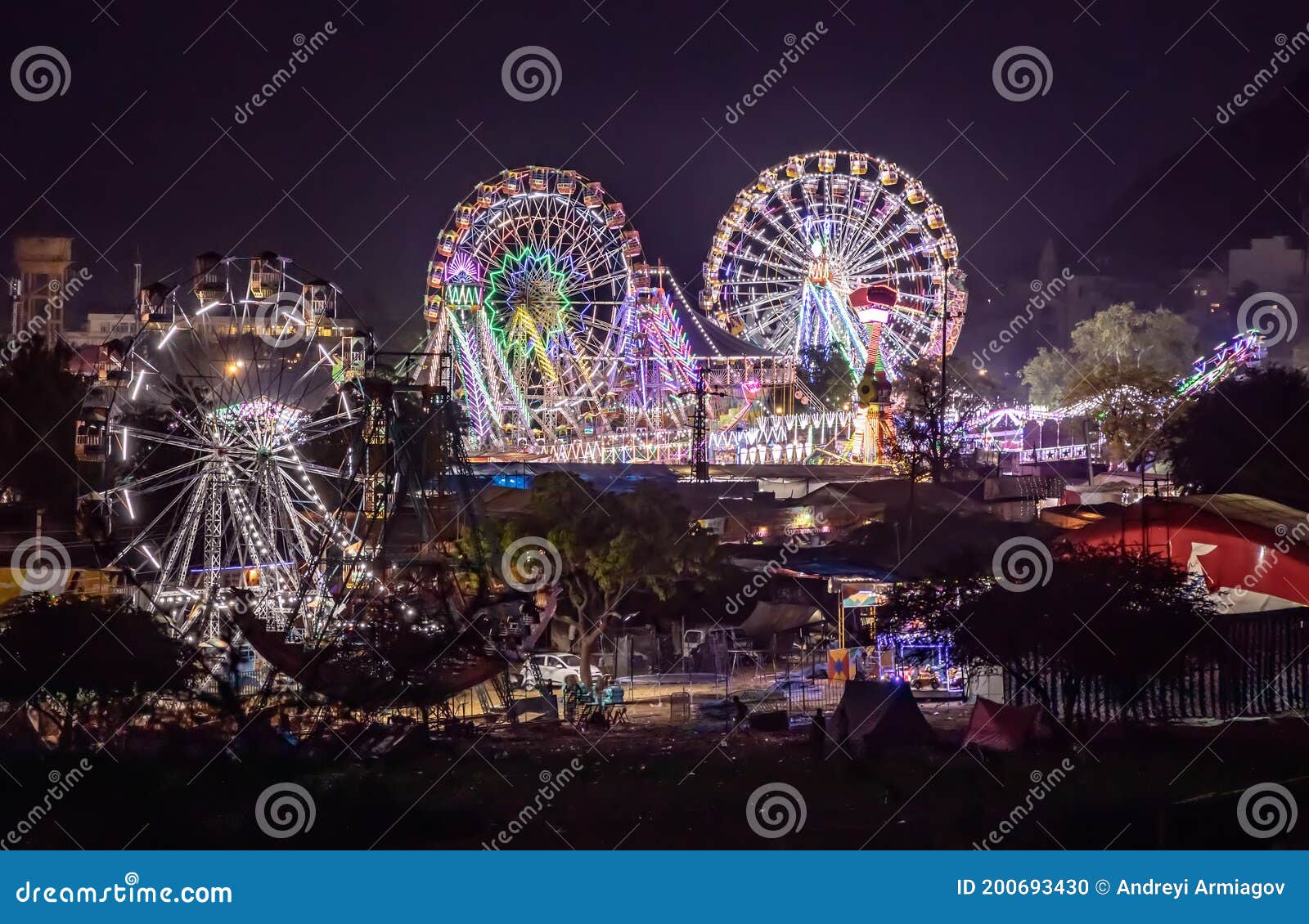 Allumage De La Grande Roue Dans La Nuit Photo stock - Image du ...