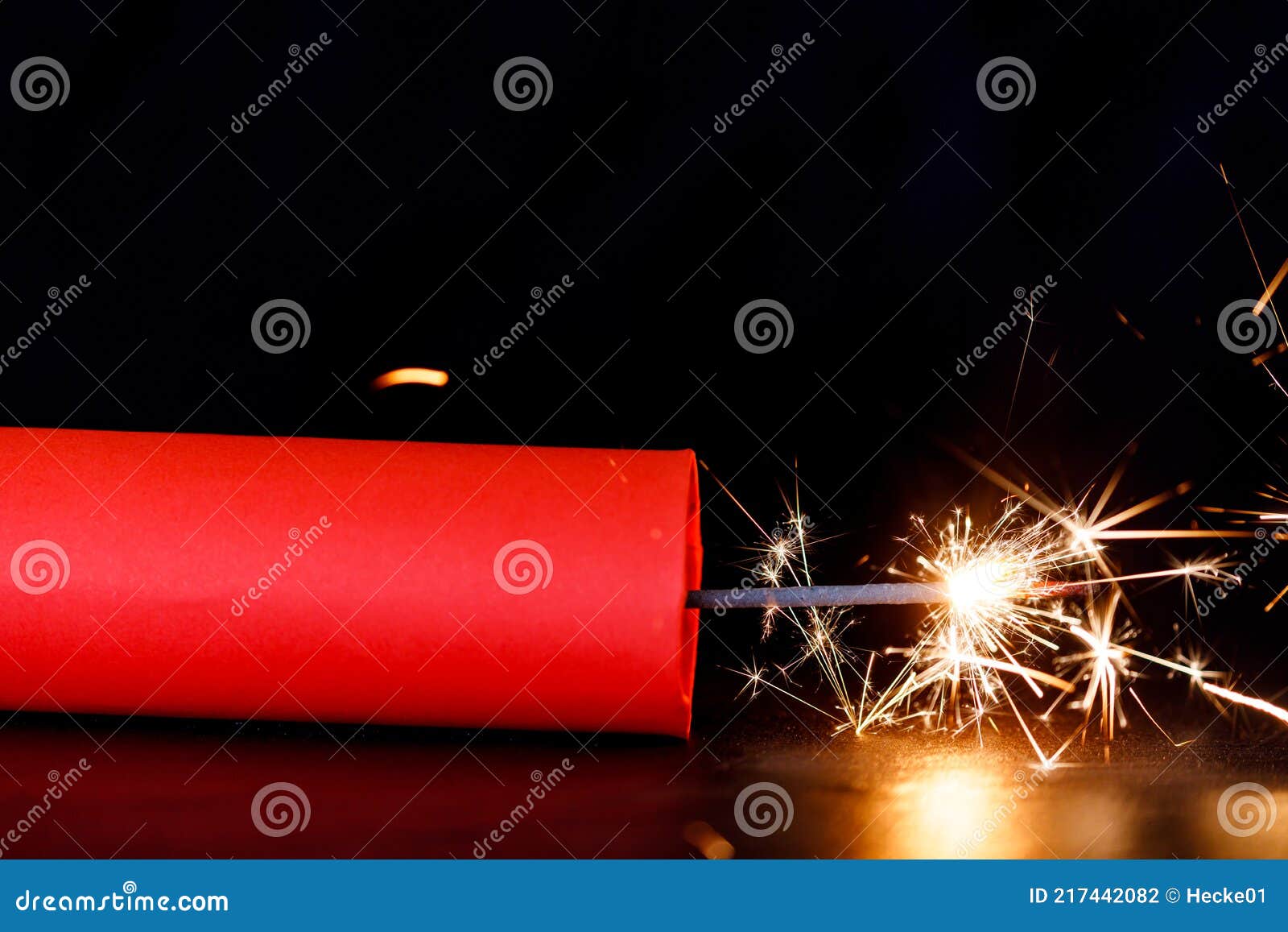 Allumer La Dynamite Pour Les Explosions Photo stock - Image of nuit ...