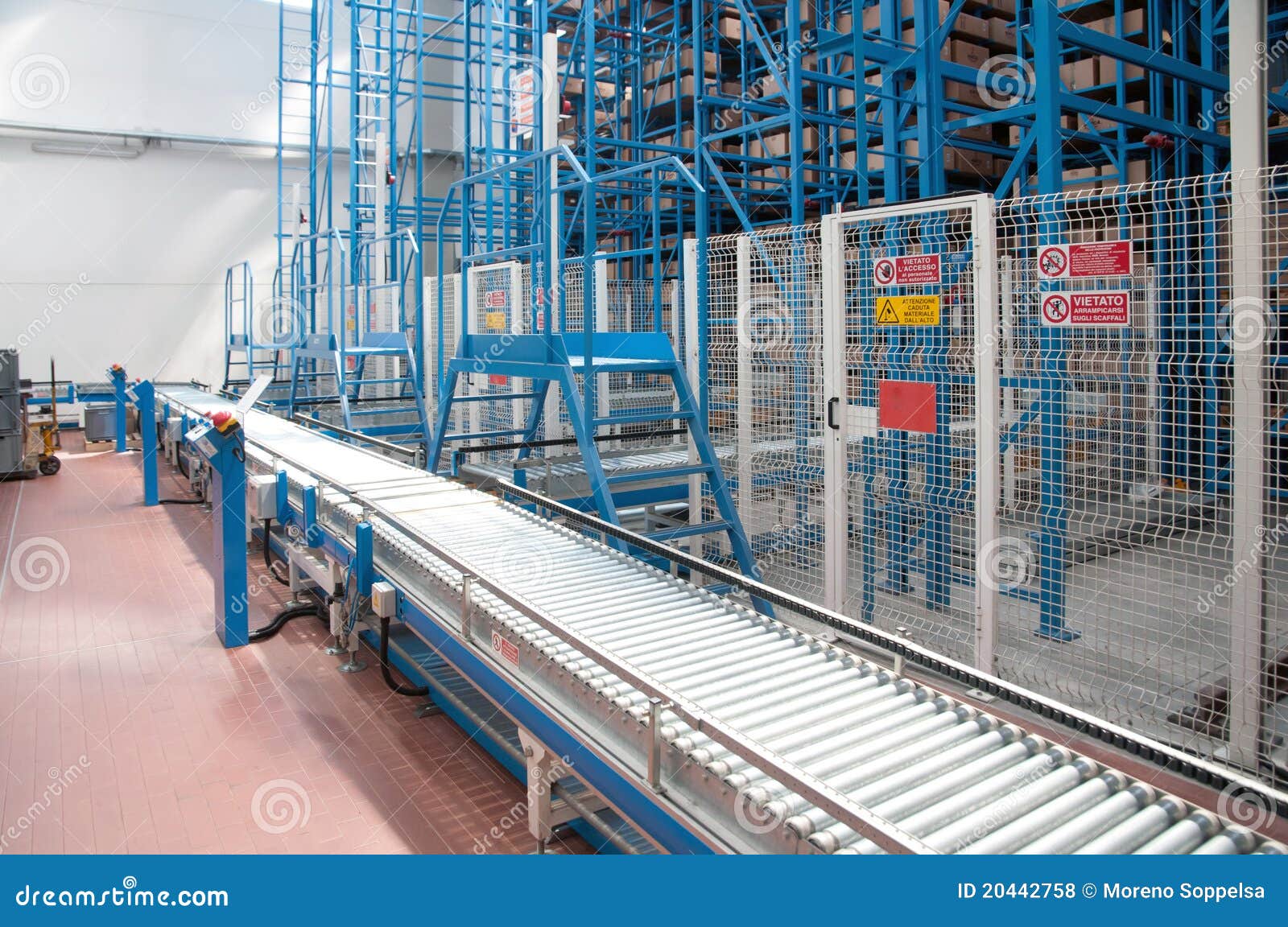 Almacén Automatizado Con Las Robustezas Foto de archivo - Imagen de ...