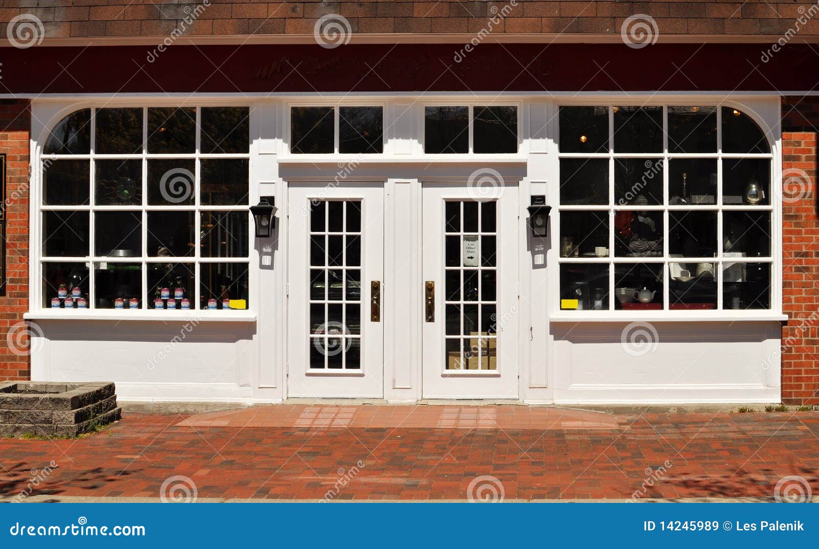 Almacén Con Las Ventanas De Visualización Imagen de archivo - Imagen de ...