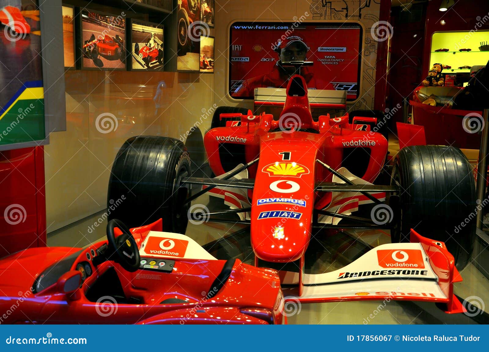 Almacén de Ferrari fotografía editorial. Imagen de ropa - 17856067