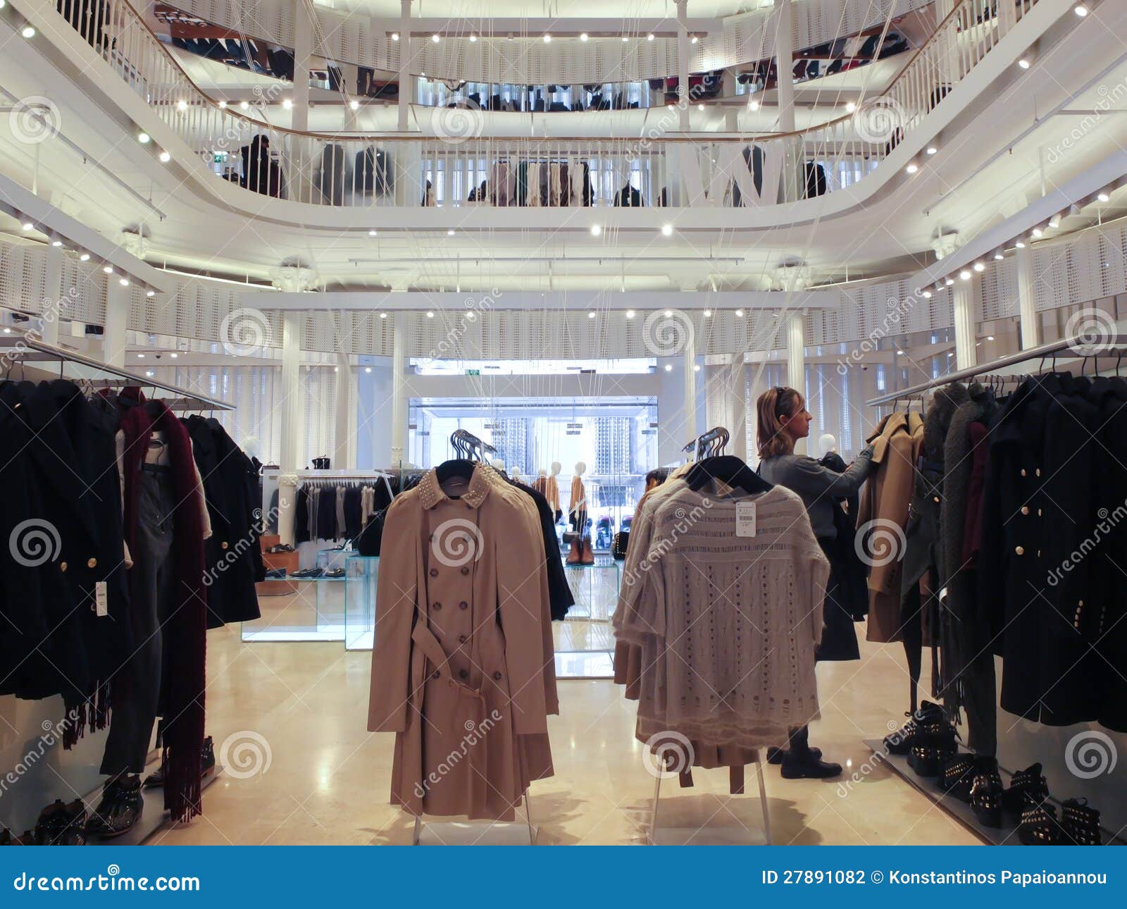 Almacén de ropa fotografía editorial. Imagen de italia - 27891082