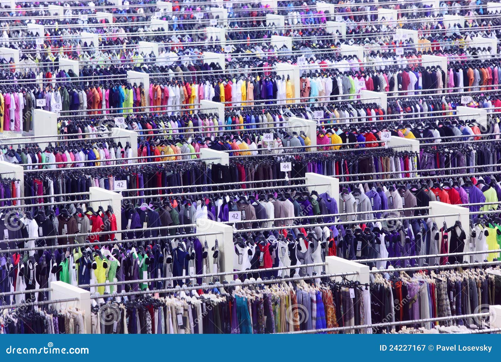 Almacén de ropa grande imagen de archivo. Imagen de manera - 24227167