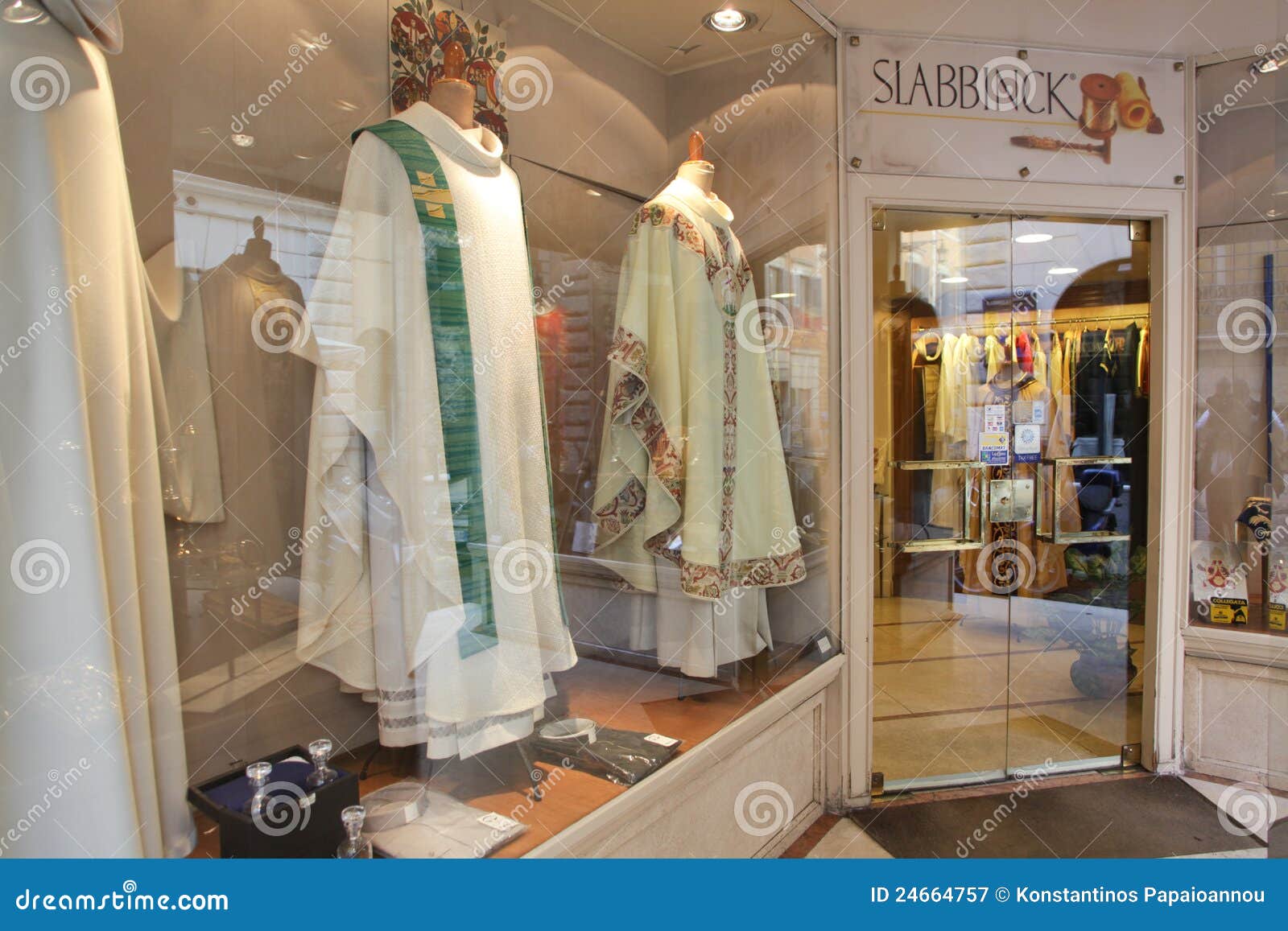 Almacén De Ropa Religioso Italiano Fotografía editorial - Imagen de ...