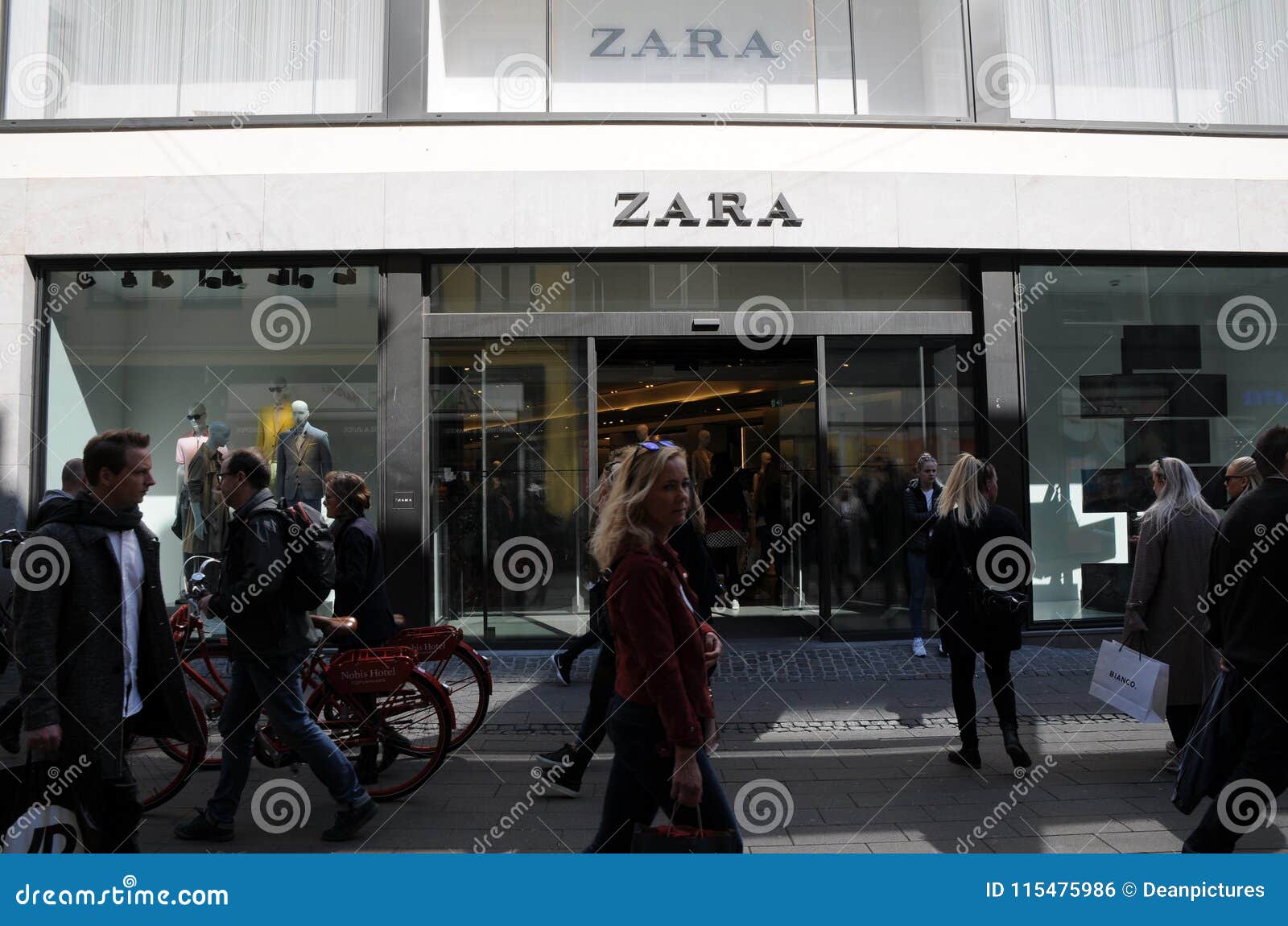 Almacén de Zara foto editorial. Imagen de minorista - 115475986