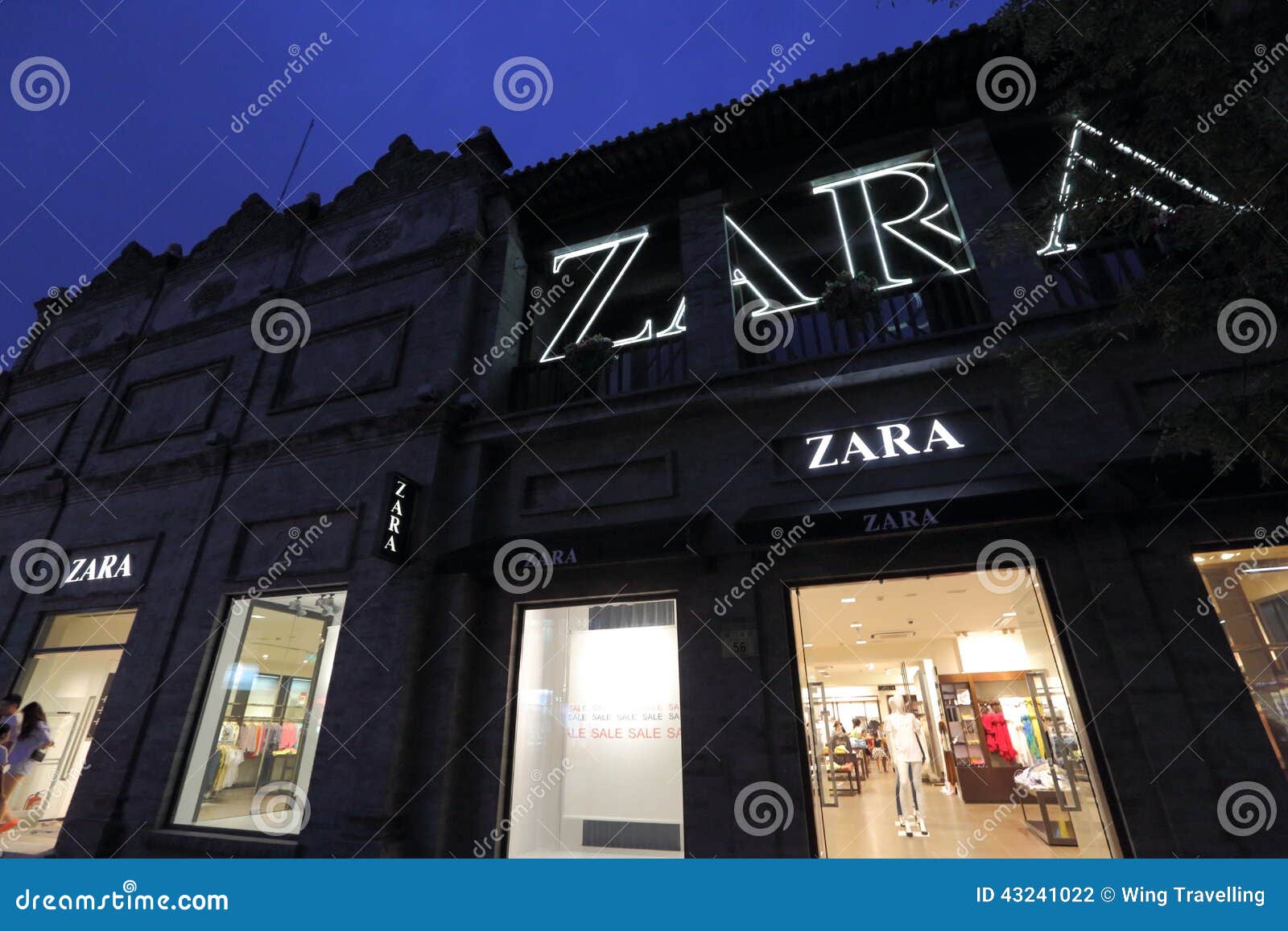 Almacén de Zara fotografía editorial. Imagen de clientes - 43241022