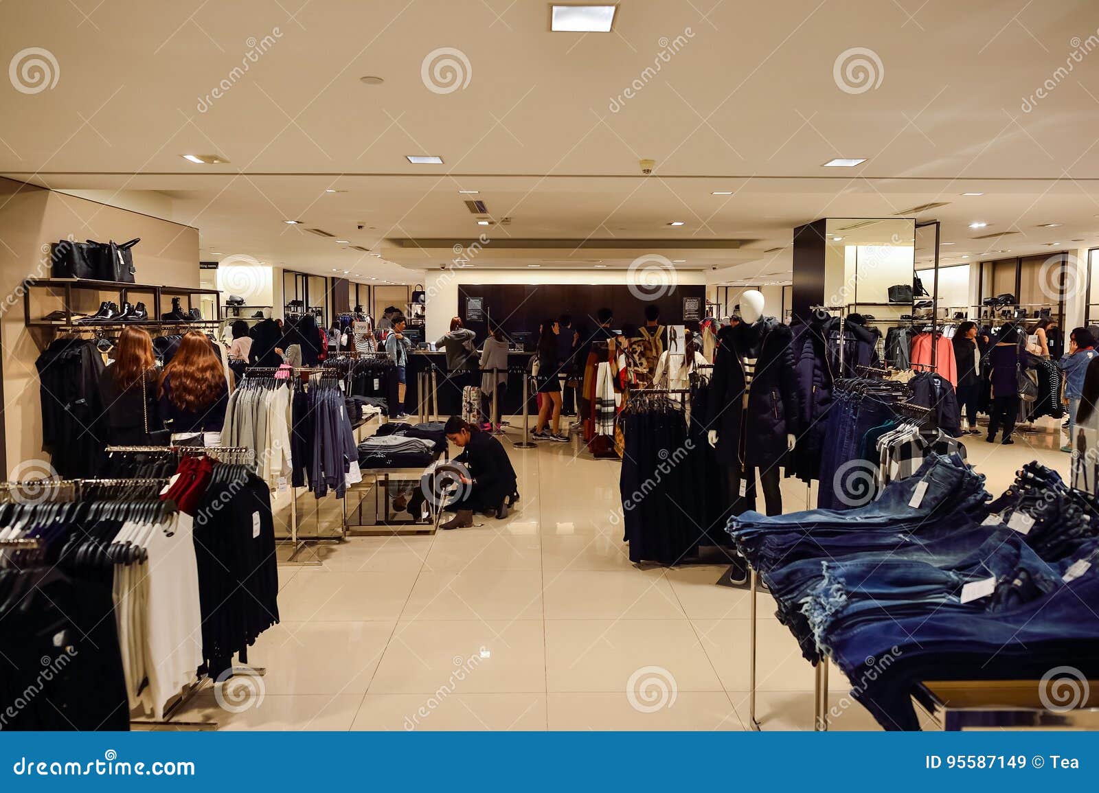 Almacén de Zara imagen de archivo editorial. Imagen de negocios - 95587149