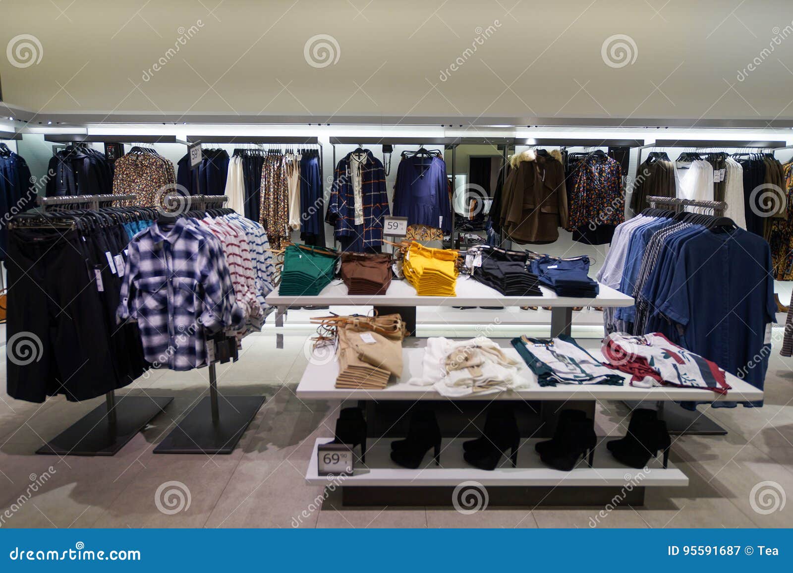 Almacén de Zara fotografía editorial. Imagen de centro - 95591687