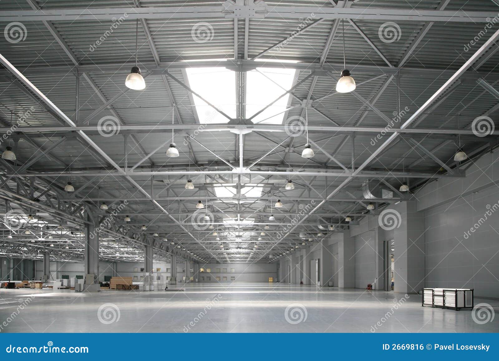 Almacén grande foto de archivo. Imagen de ventana, cartulina - 2669816