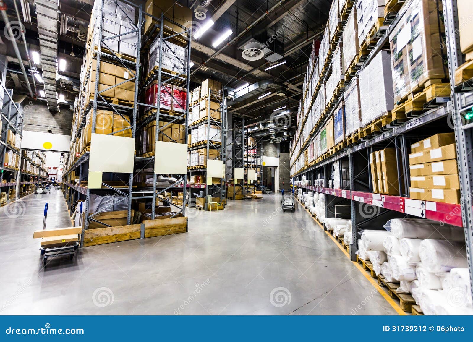 Almacén Grande De Los Muebles Foto de archivo - Imagen de negocios ...