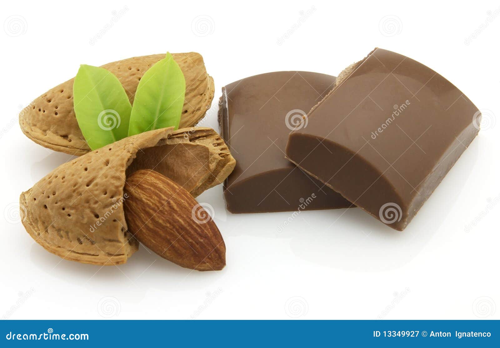 Almendras con el chocolate imagen de archivo. Imagen de bocado - 13349927