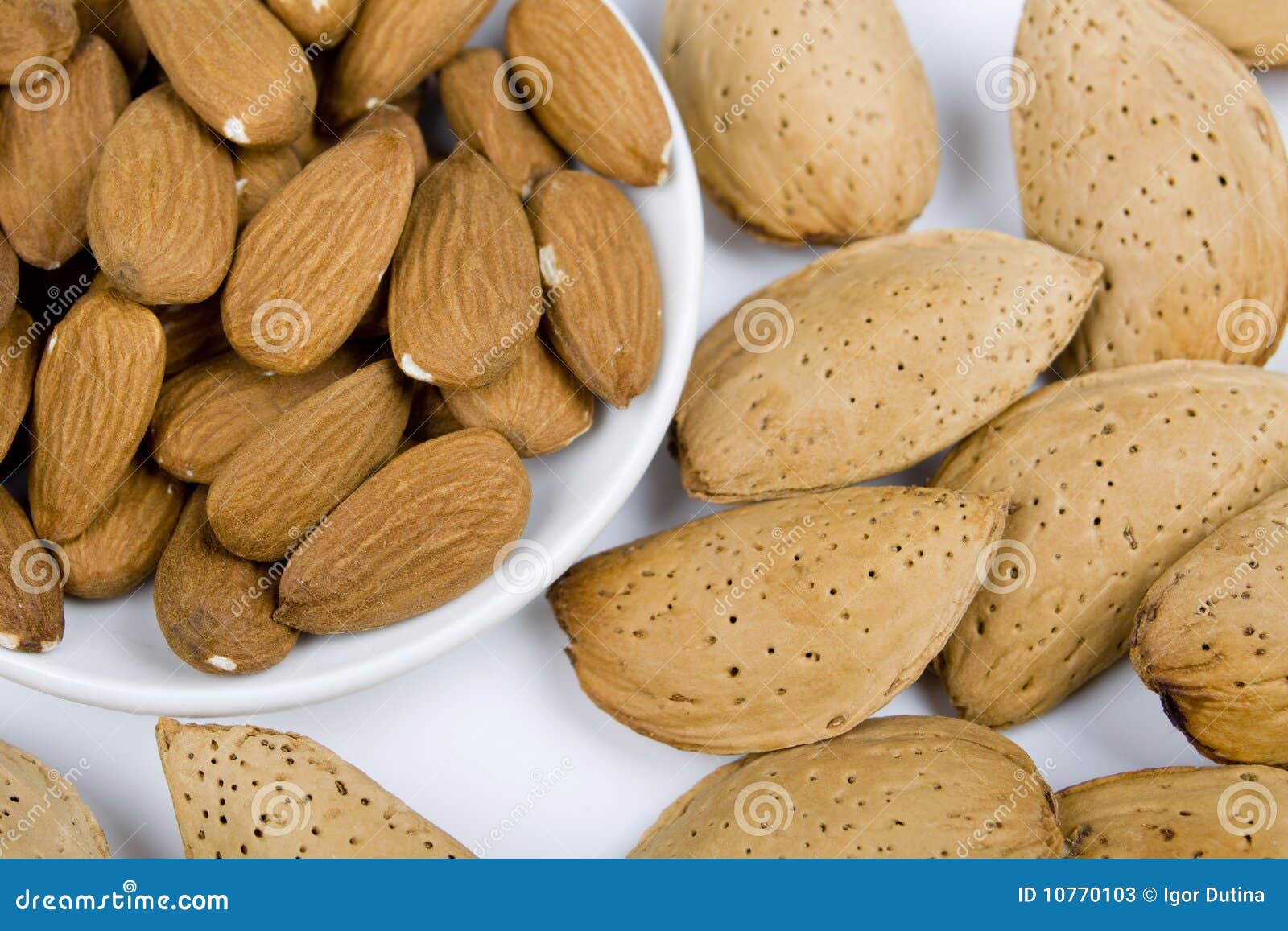 Almendras en blanco imagen de archivo. Imagen de condimento - 10770103