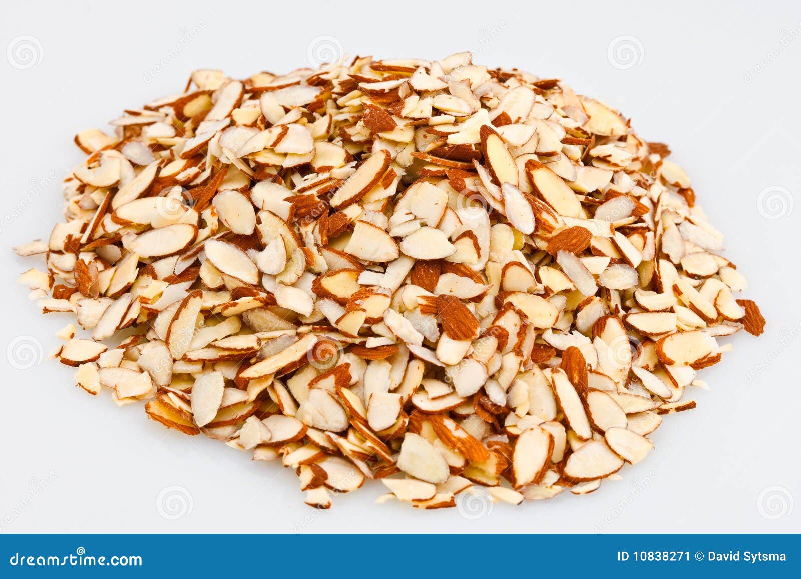 Almendras Rebanadas Aisladas En Blanco Imagen de archivo - Imagen de ...