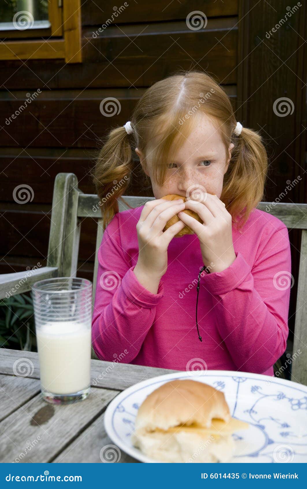 Almorzar imagen de archivo. Imagen de almuerzo, leche - 6014435