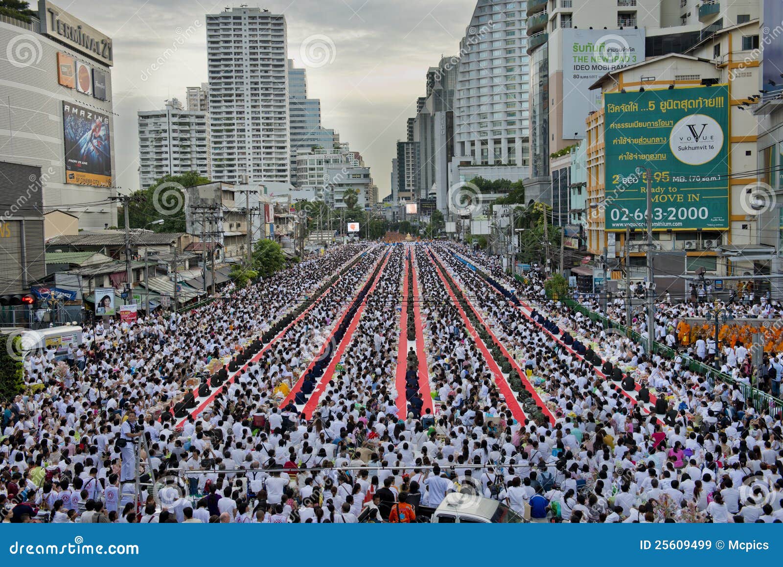 Alms-giving Ceremony in Bangkok Editorial Stock Image - Image of ...