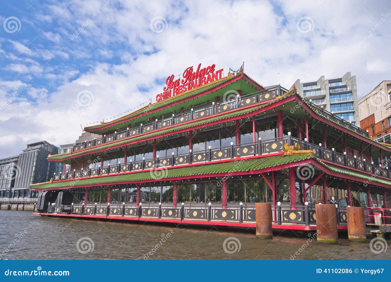 Along Amsterdam Channels editorial photo. Image of cruise - 41102086