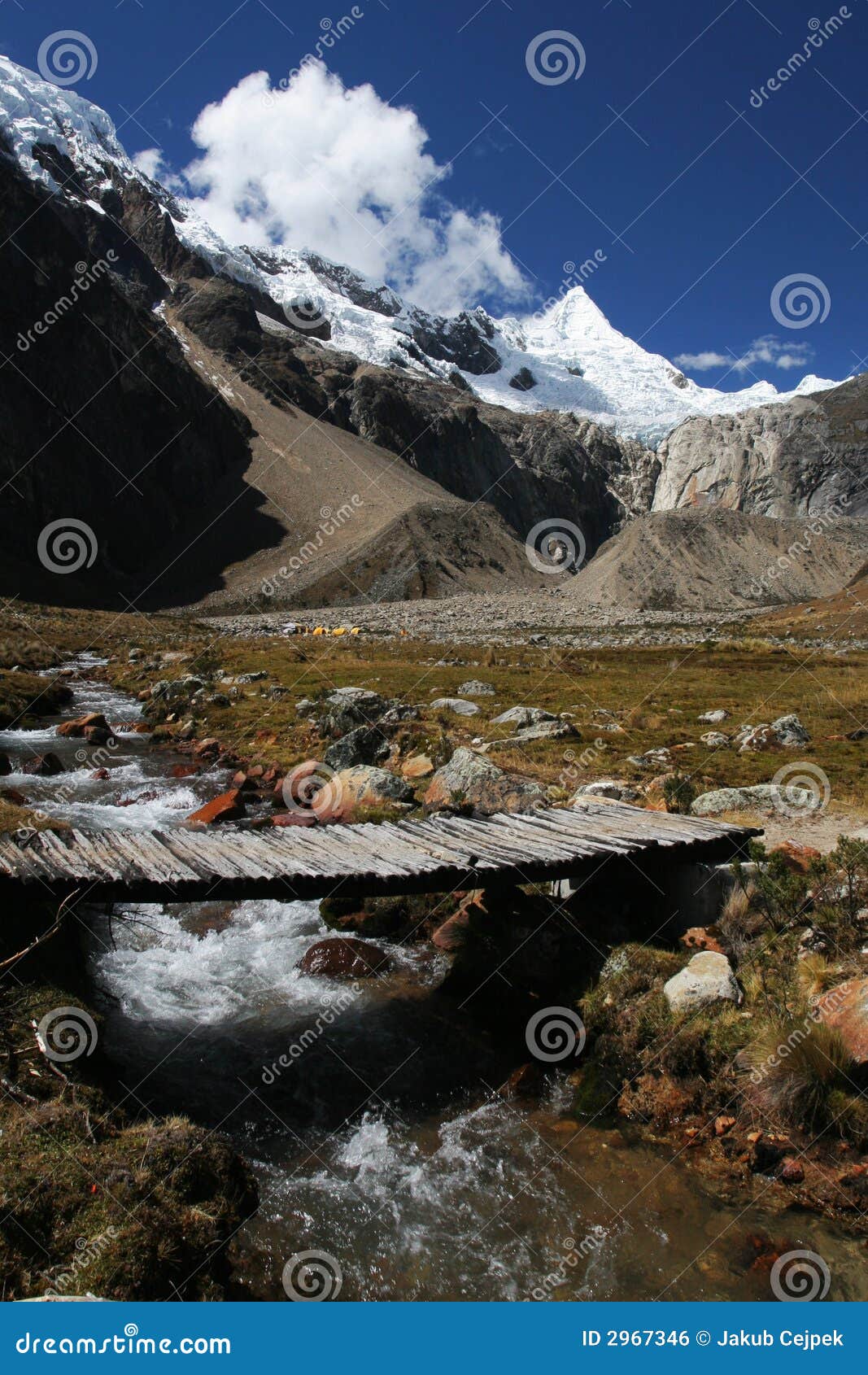 Alpamayo, le Ande fotografia stock. Immagine di ponticello - 2967346