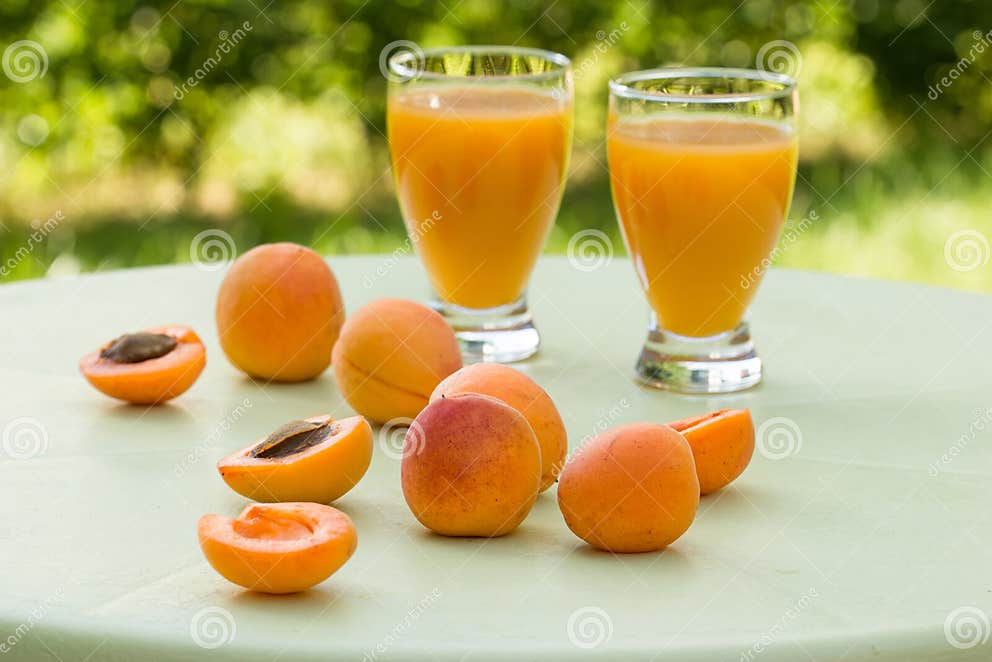 Alperce e suco do alperce imagem de stock. Imagem de vegetariano - 25546193