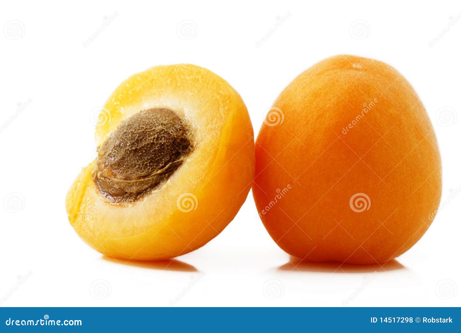 Alperce e uma metade foto de stock. Imagem de isolado - 14517298