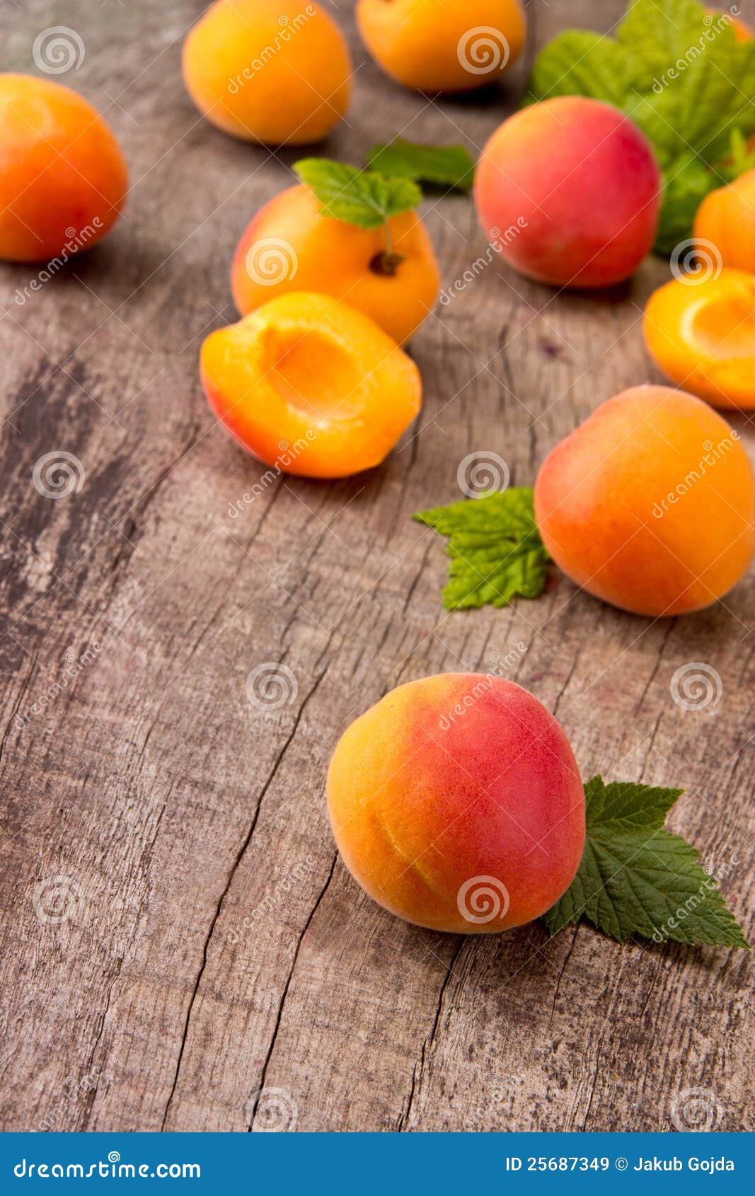 Alperces imagem de stock. Imagem de planta, alimento - 25687349