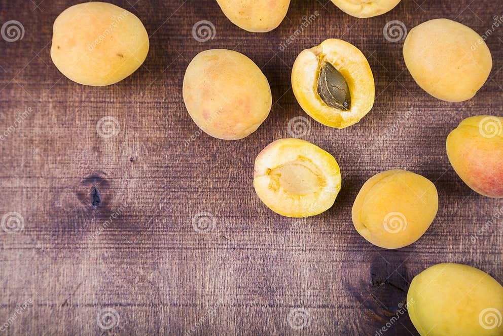 Alperces Em Uma Tabela De Madeira Foto de Stock - Imagem de maduro ...