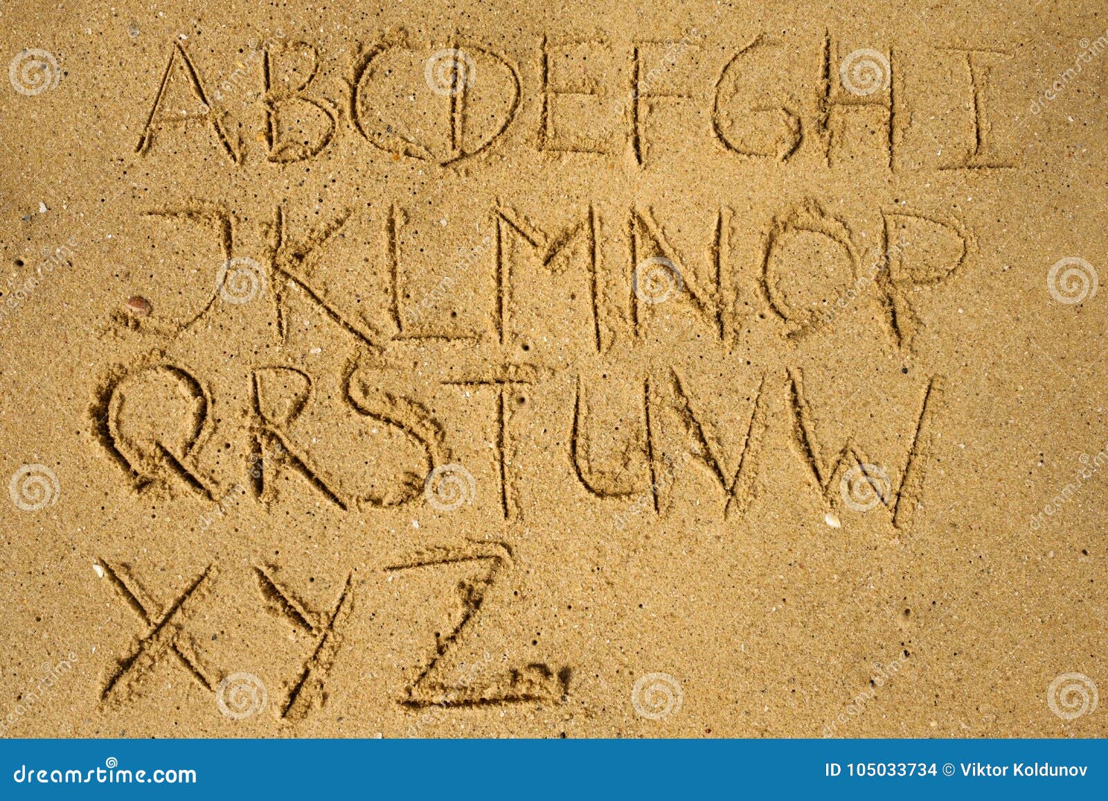 Alphabet Als Text Auf Sand Auf Dem Strand Stockfoto - Bild von ...